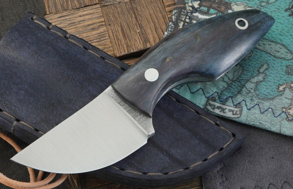 Кузница Ёж нож Хомяк, сталь Sandvik 12C27, рукоять синяя стабилизированная карельская береза