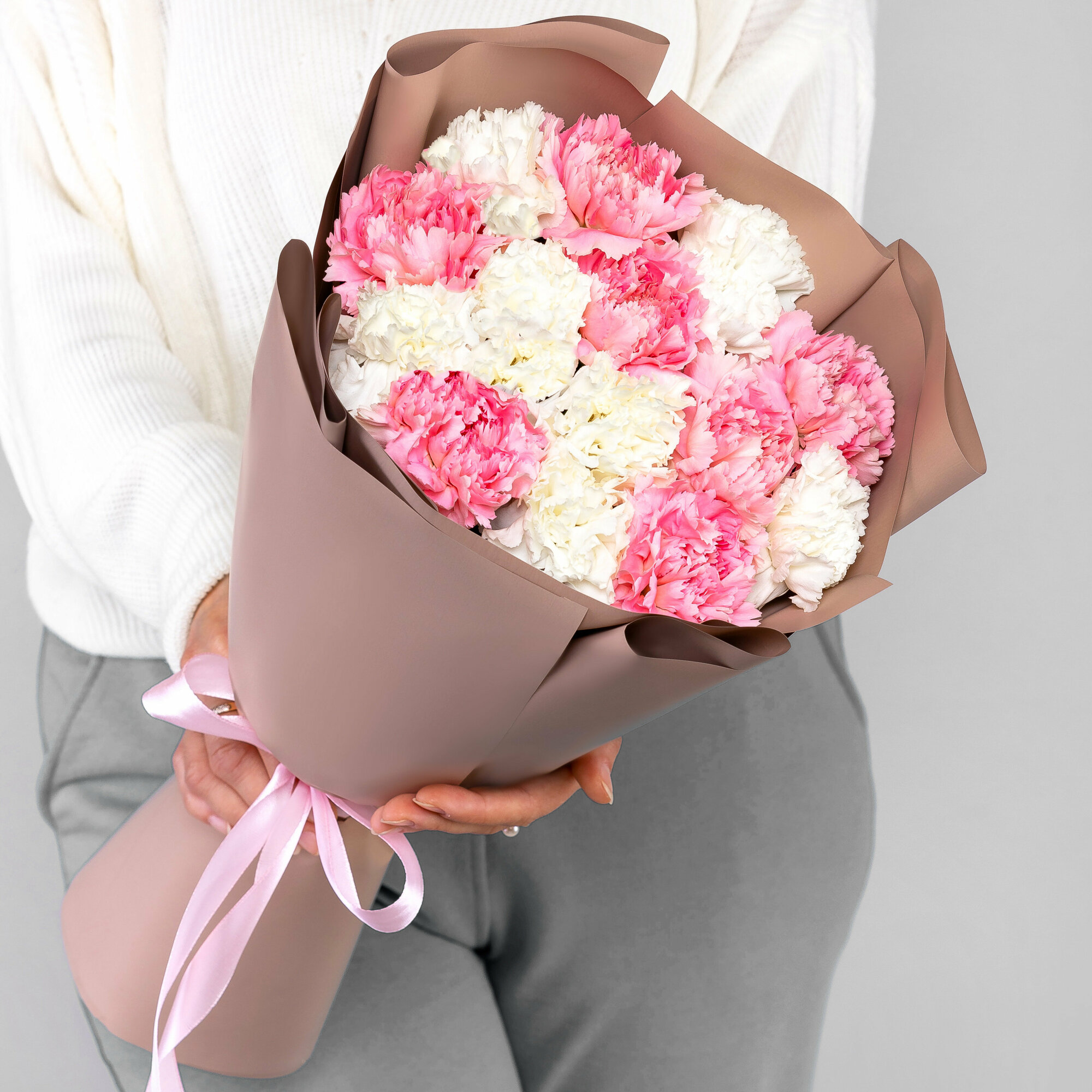 Букет Мегацвет24, гвоздики белые и розовые, 15 шт, дизайнерская упаковка