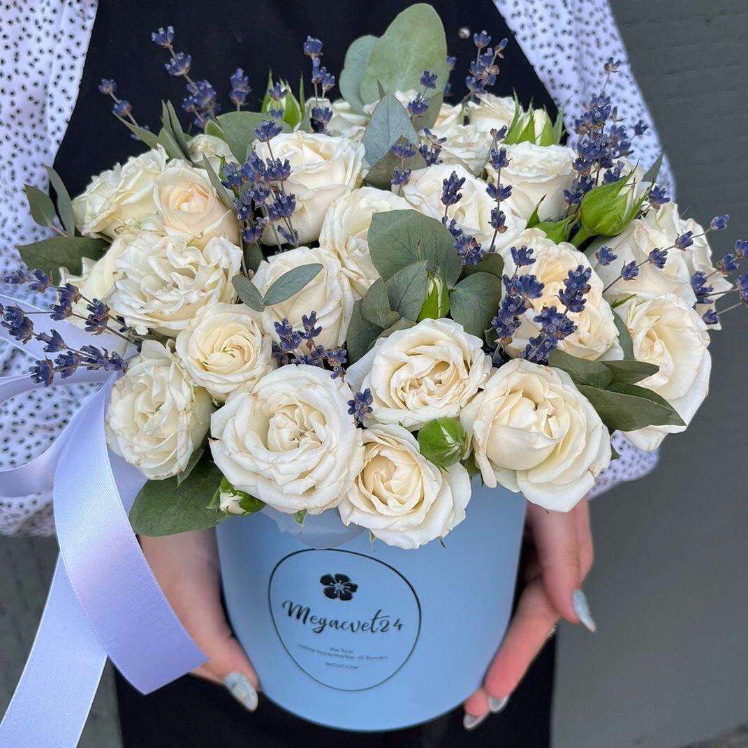 Дуо-букет Мегацвет24 "Роза Сноуфлейк и Лаванда", белый/лавандовый, в шляпной коробке