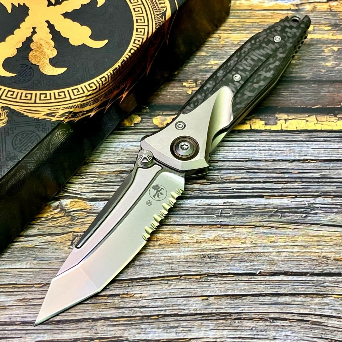 Нож складной MicroTech MCT261M8CFTI Socom Bravo Mini, M390 Bead Blasted Part Serrated Blade, Titanium Bolster, Carbon Fiber Handle