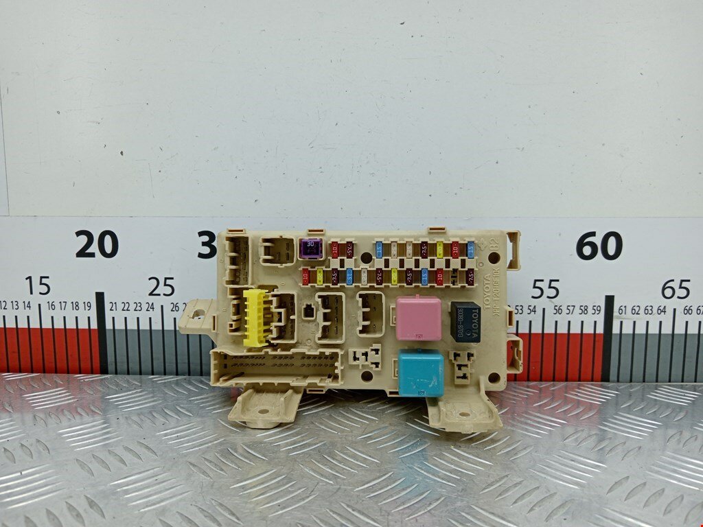 Блок предохранителей Toyota Avensis 2 (T250) 8273005080 арт. 1744156