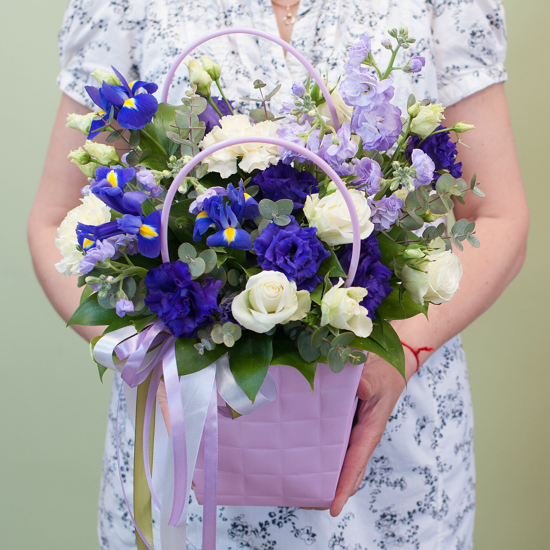 Цветочная композиция Charlotte "Фьюжин", в сумочке, 9 цветов, высота 25 см