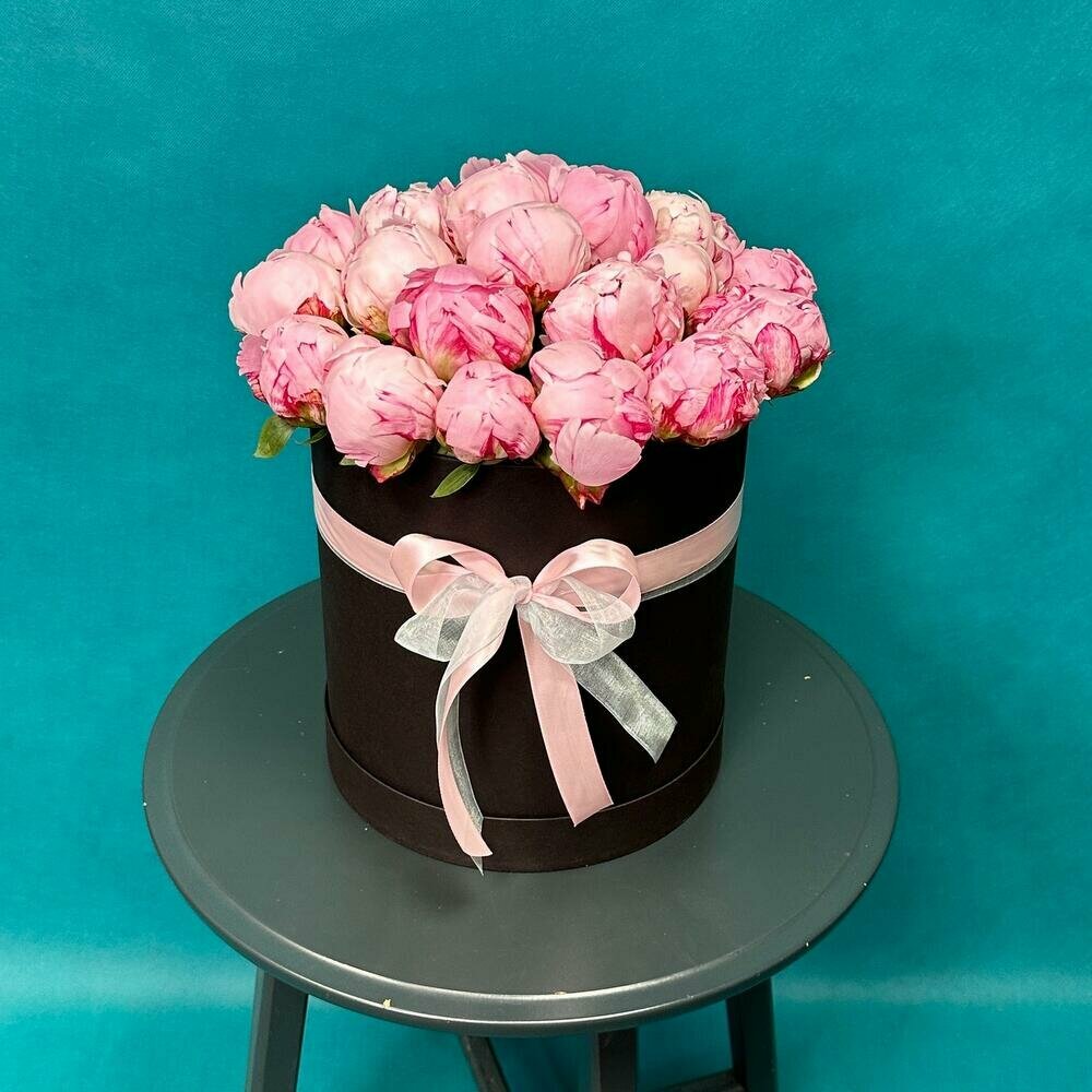 25 пионов / 25 розовых пионов сорта «Сара Бернар» в шляпной коробке