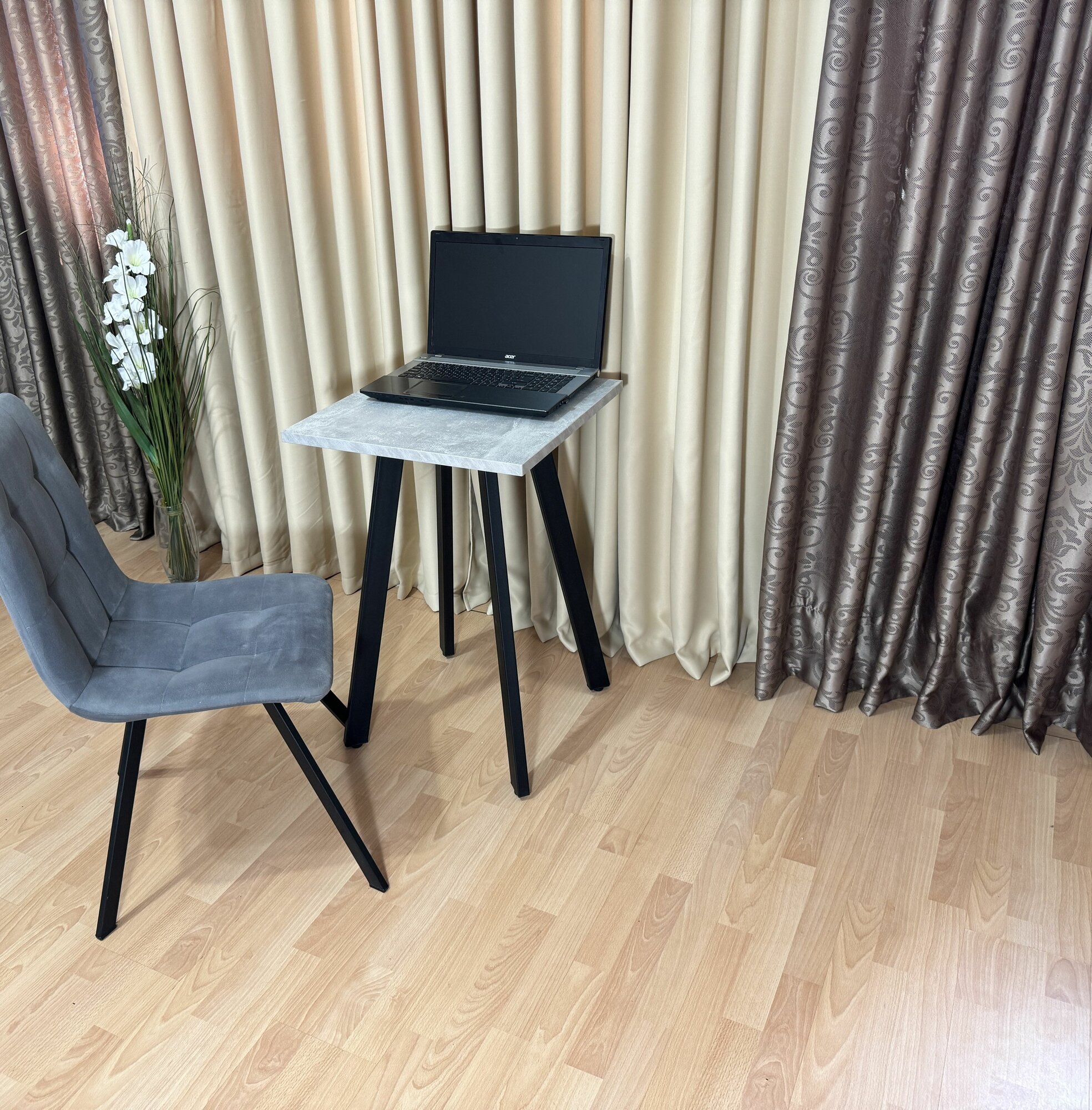 Игровой стол Ник 50 * 50 75 см. Бетон светлый. Черные ножки.