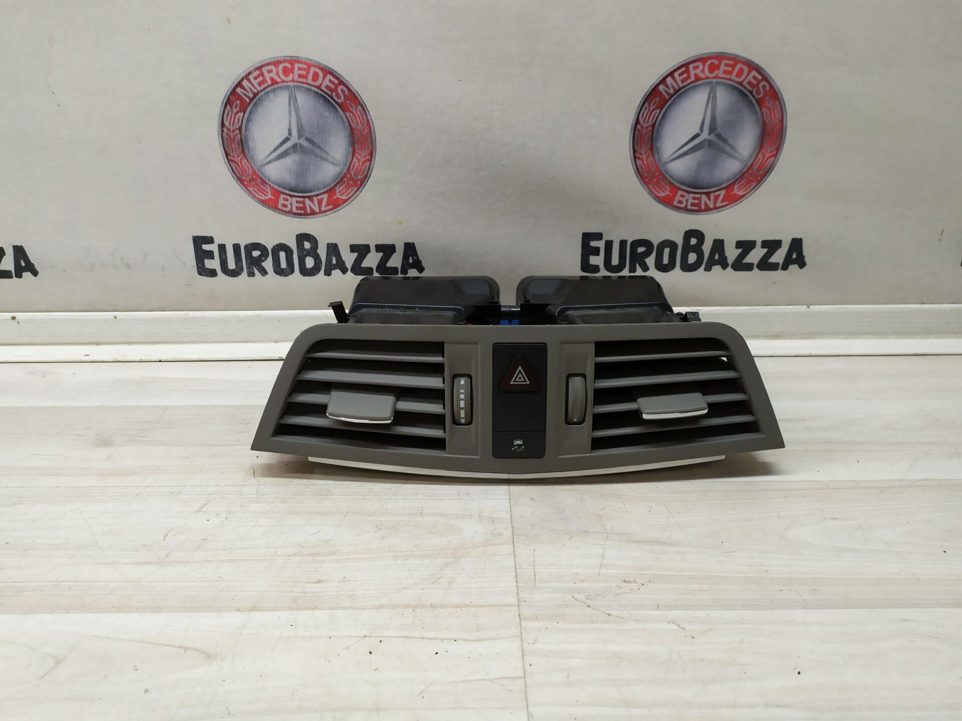 Дефлектор центральный Mercedes W207 A2078300054