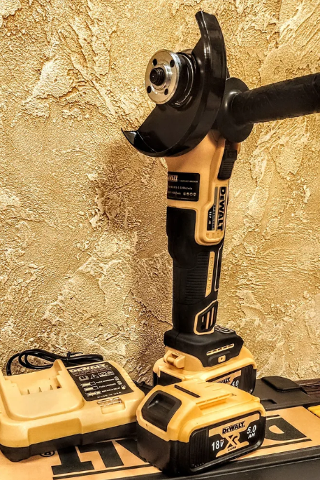 Угловая шлифмашина DEWALT DCG405F