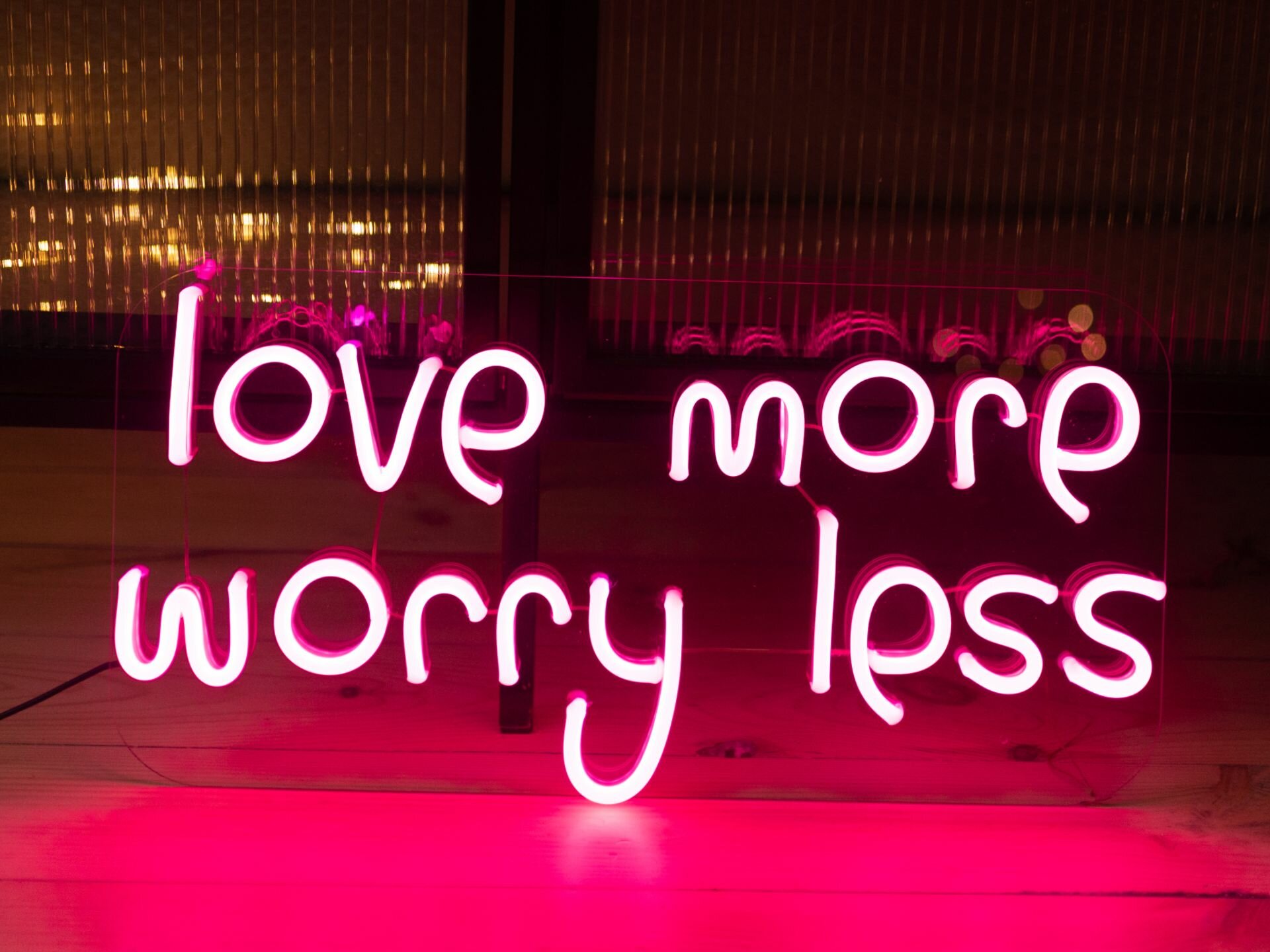 Табличка неоновая love more worry less 60x30 см, розовая