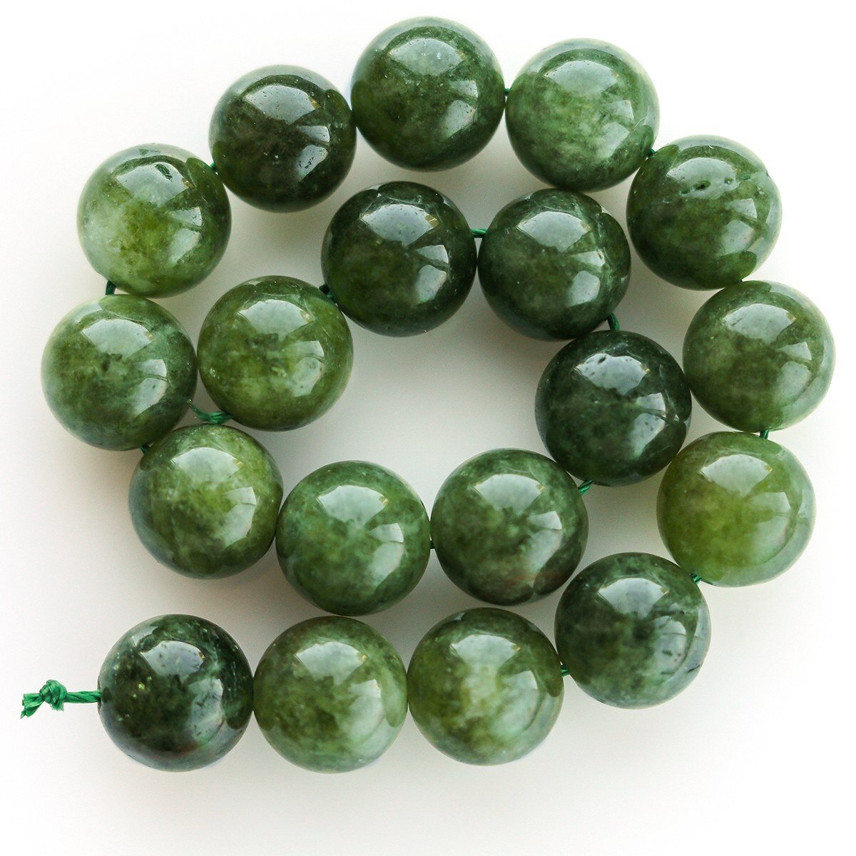 Нефрит малайзийский Бусины натуральные 10 шт, цвет зеленый, размер 10 мм