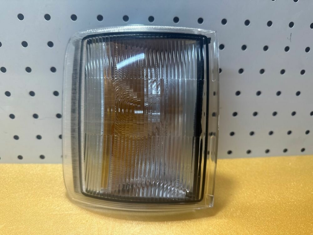 Указатель поворота правый IVECO EUROSTAR EUROTECH TRAKKER без патрона (ивеко)