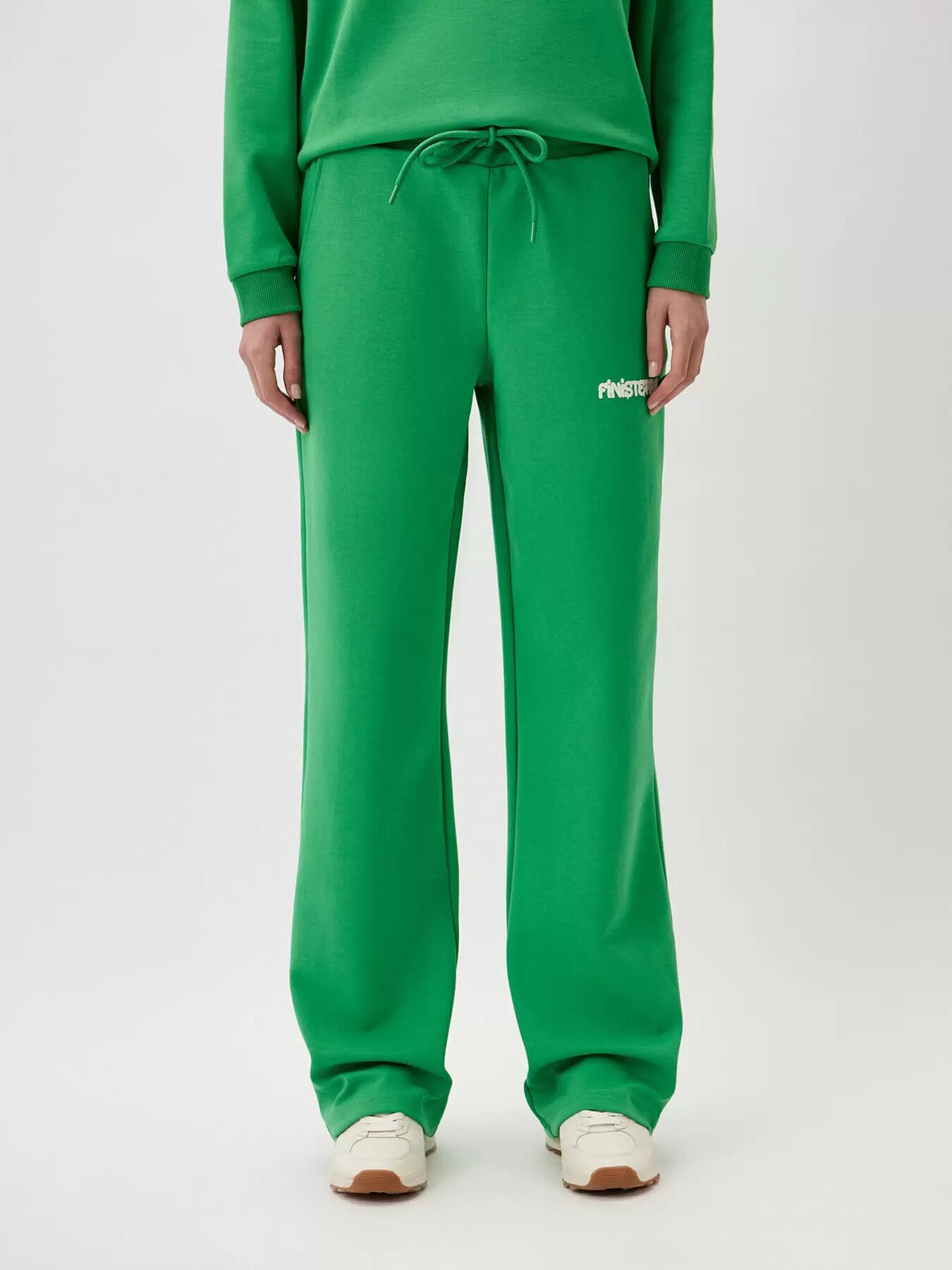 Брюки спортивные Травянисто-зелёный. Декор термологотип. Пояс резинка, шнурок. Карманы спереди 2 б/заст, сзади нет.