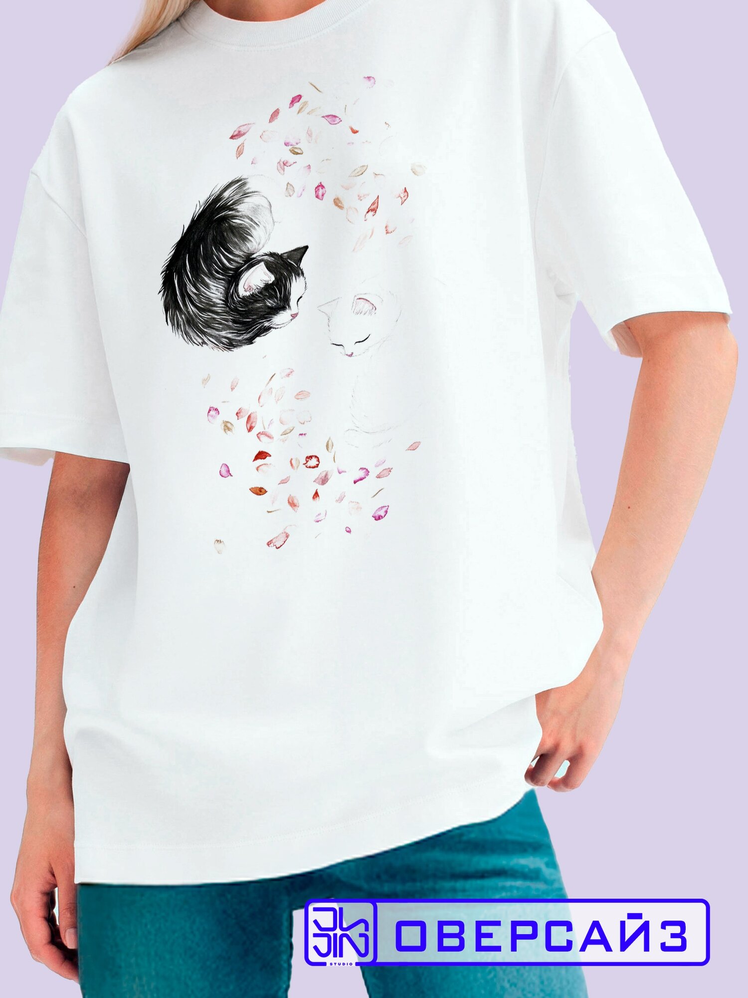 Футболка оверсайз женская с принтом Минималистичная черно белая кошка инь янь среди цветочных белых лепестков, белый хлопковый трикотаж с прикольным рисунком на груди
