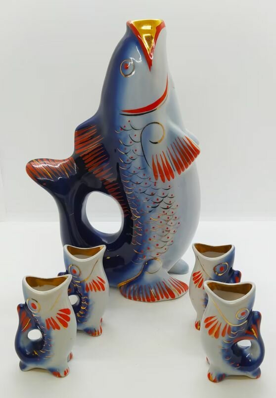 Набор для крепких алкогольных напитков "Рыба": штоф и 4 рюмки фарфор, роспись, золочение. Полонский завод художественной керамики (Полонное ЗХК) автор М. Д. Барамидзе. СССР 1960-1990 гг.