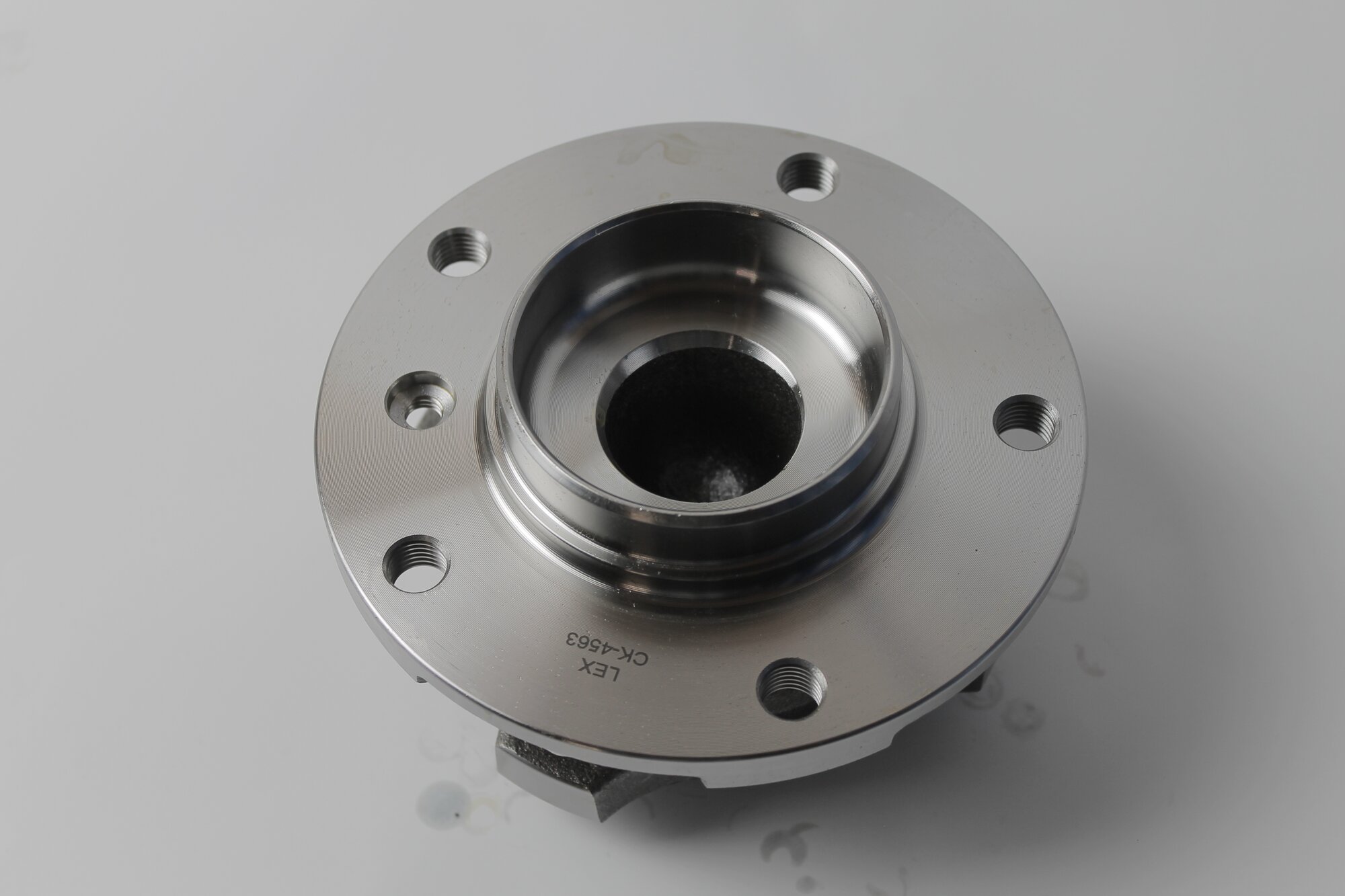 Ступица передняя в сборе BMW 5 E60/E61, 6 E63 (аналог SKF VKBA3670)