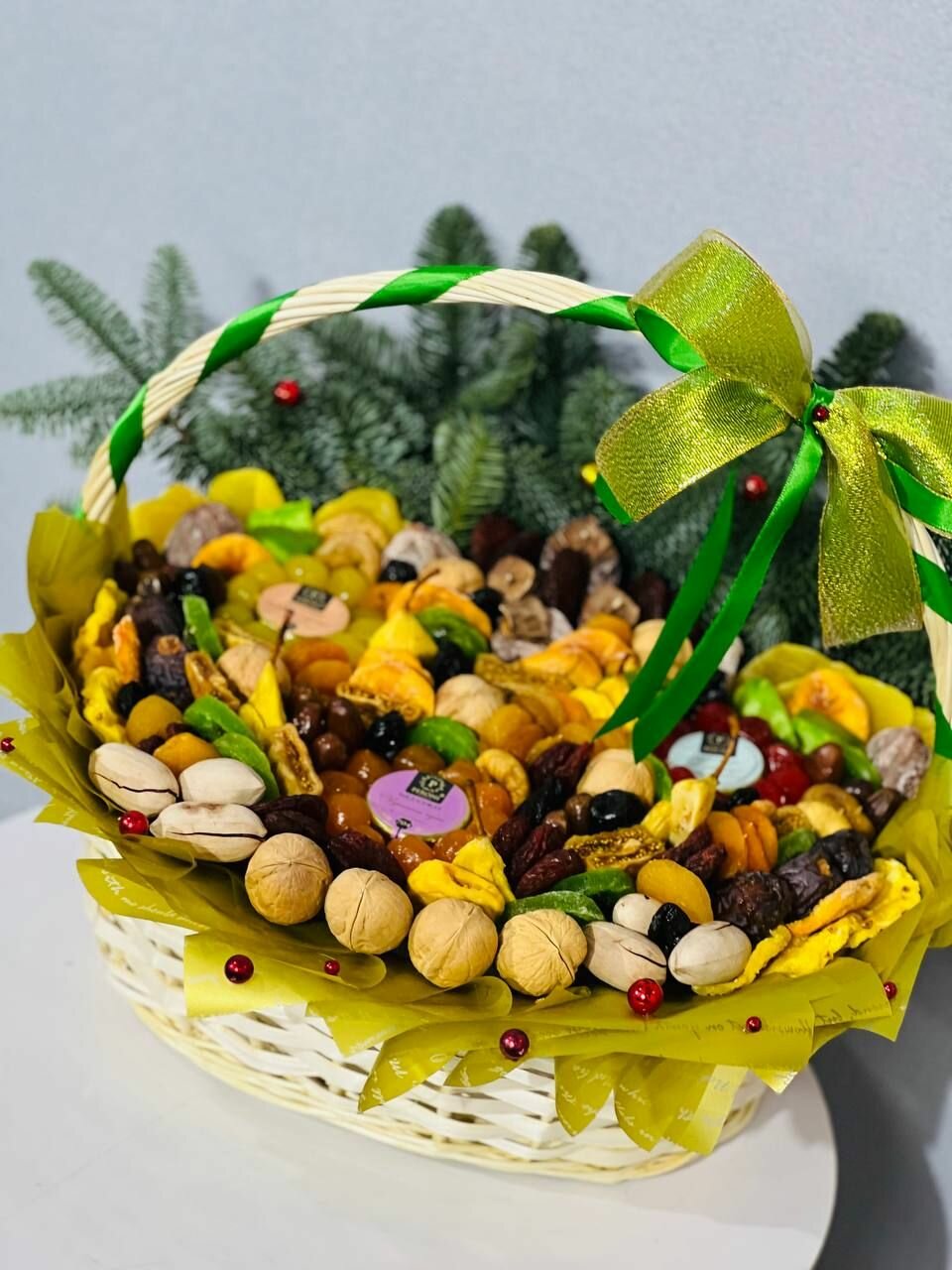 Большая корзина сухофруктов декорированная веточками натуральной хвоей нобилис