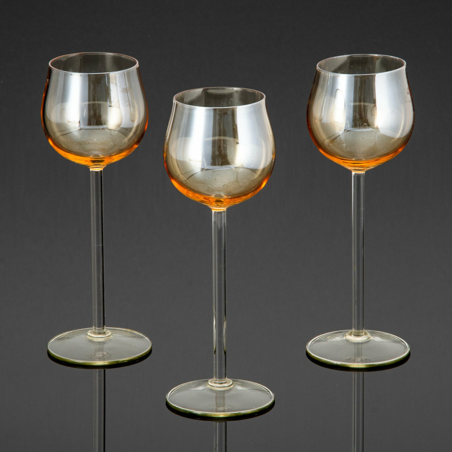 Набор из трёх бокалов янтарного оттенка, стекло