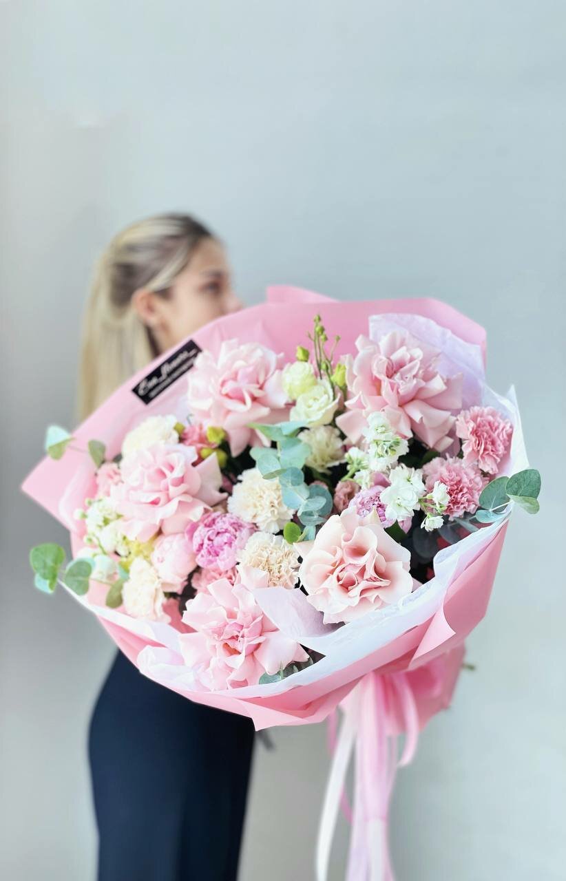 Нежный французский букет из роз и пионов