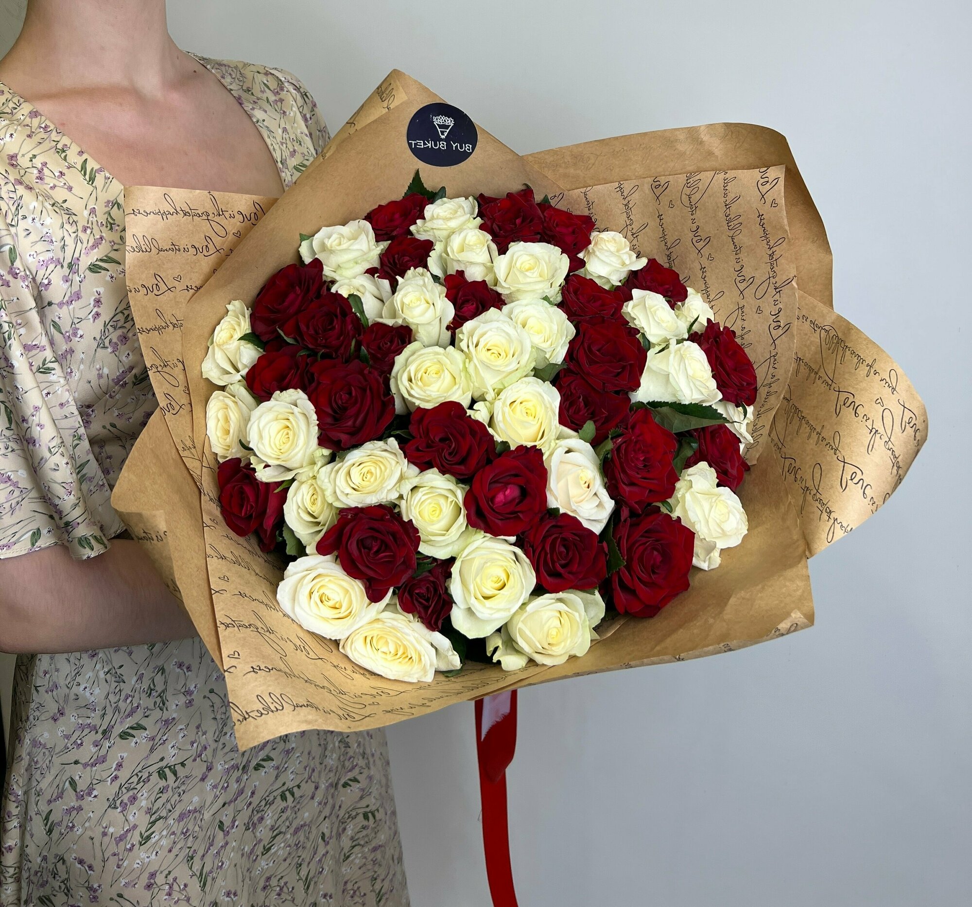 Букет из 55 красных и белых розы в крафтовой упаковке BUY BUKET