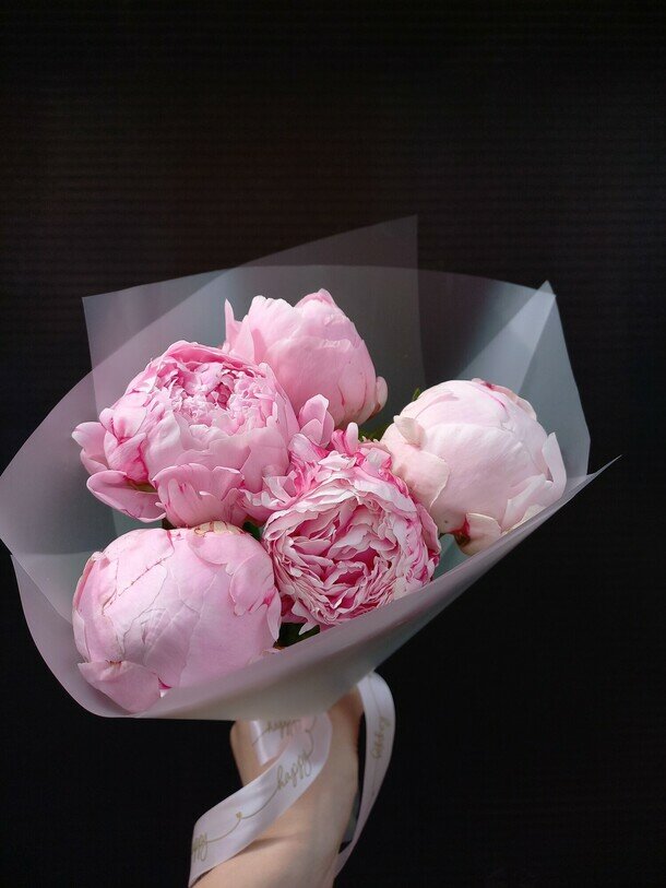 Букет Well Flowers "Сара Бернер", круглый, пион, 5 шт, 45 см, S, букет свежих цветов