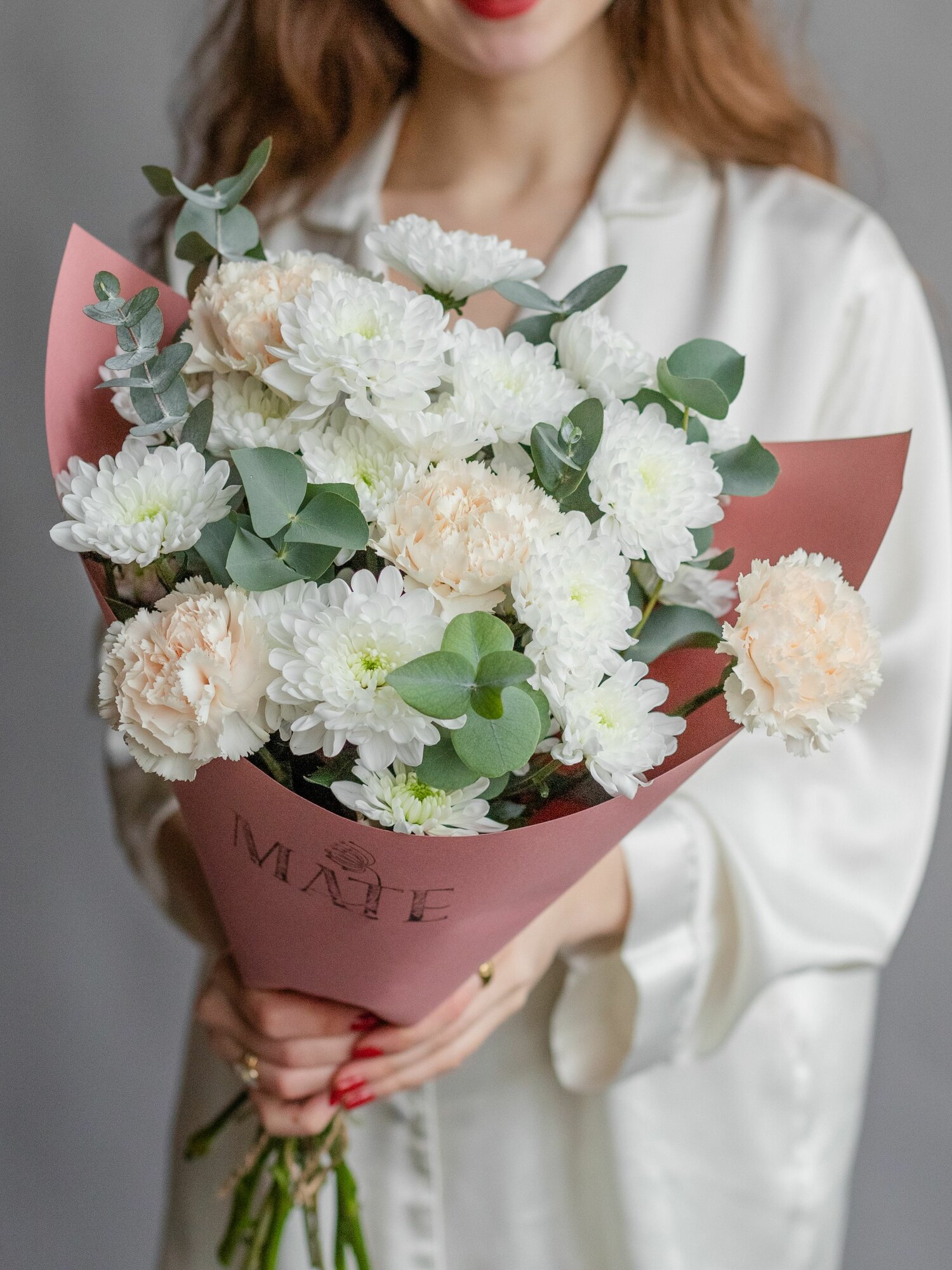 Букет из хризантемы и диантусов