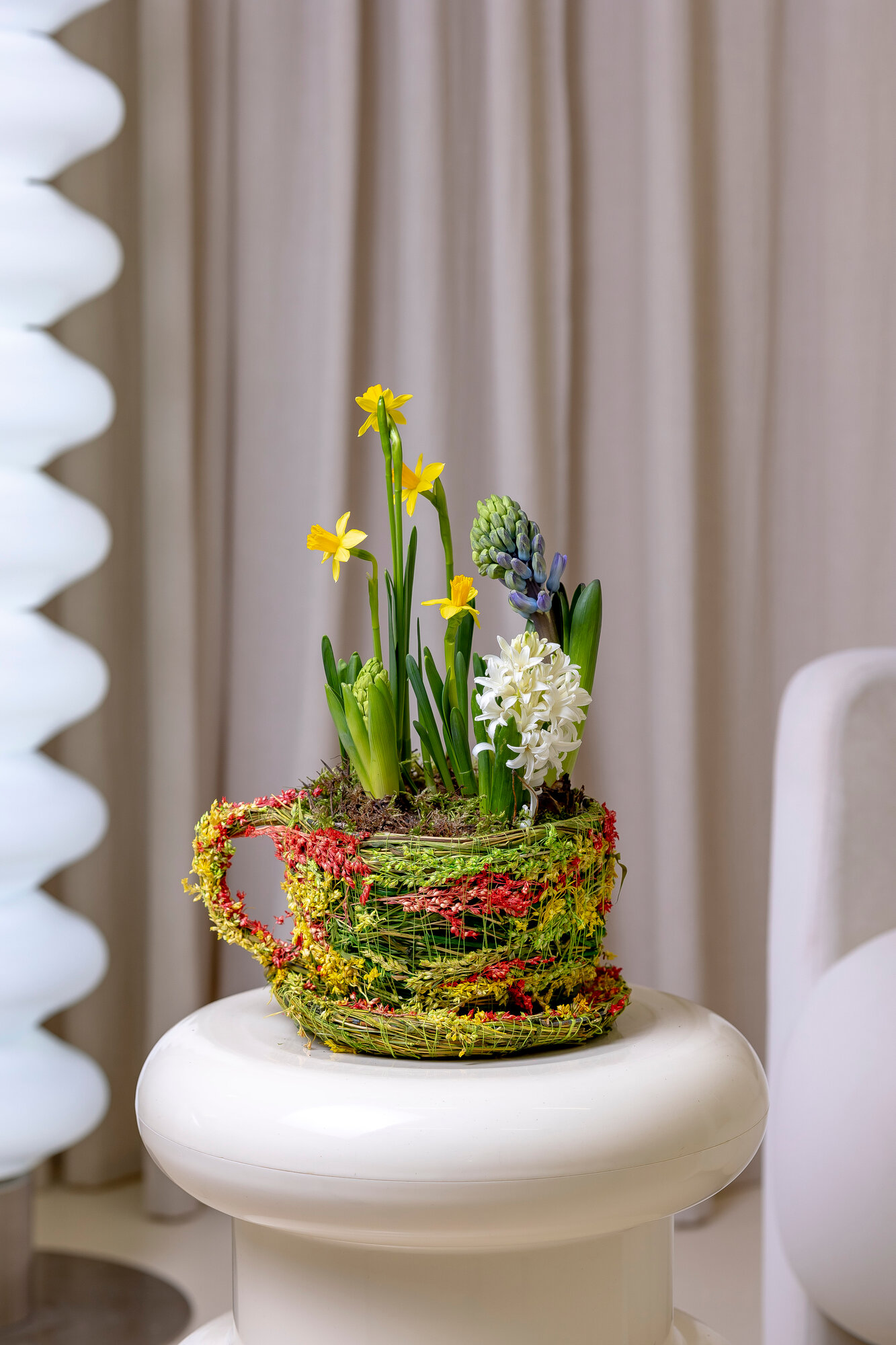 Композиция с нарциссами и гиацинтами "Весна в чашечке" от бренда Margo plants