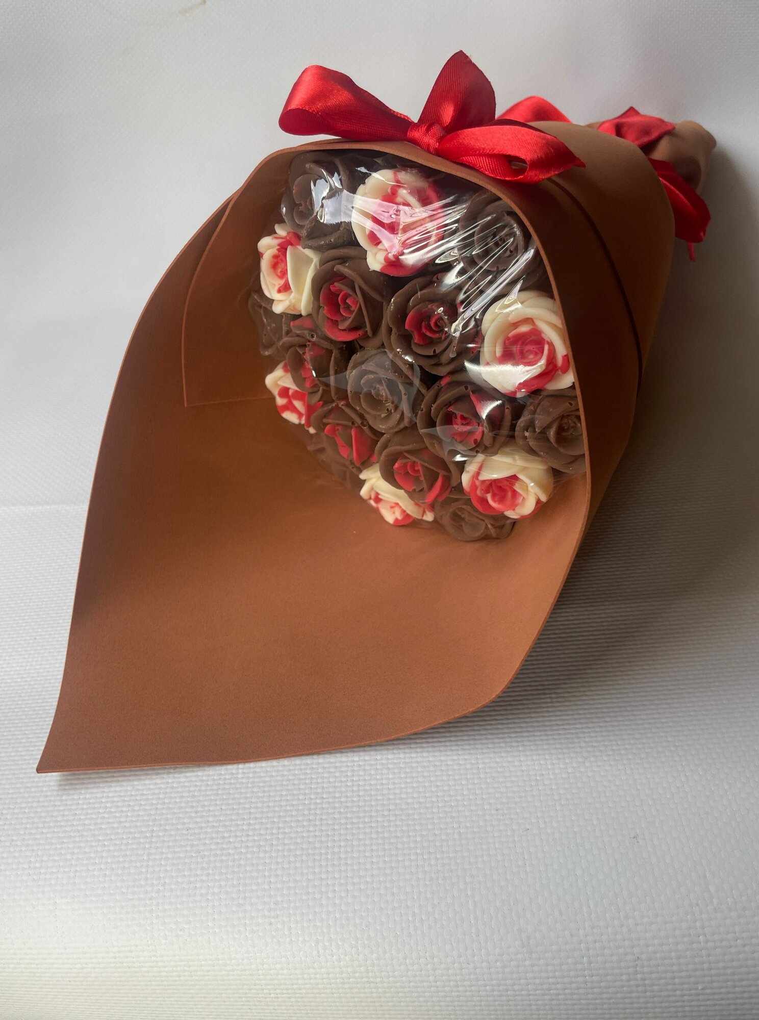 Сладкий букет из конфет в подарок на день рождения ShokoTrendy шоколадные розы, 19 шт, кофе красный