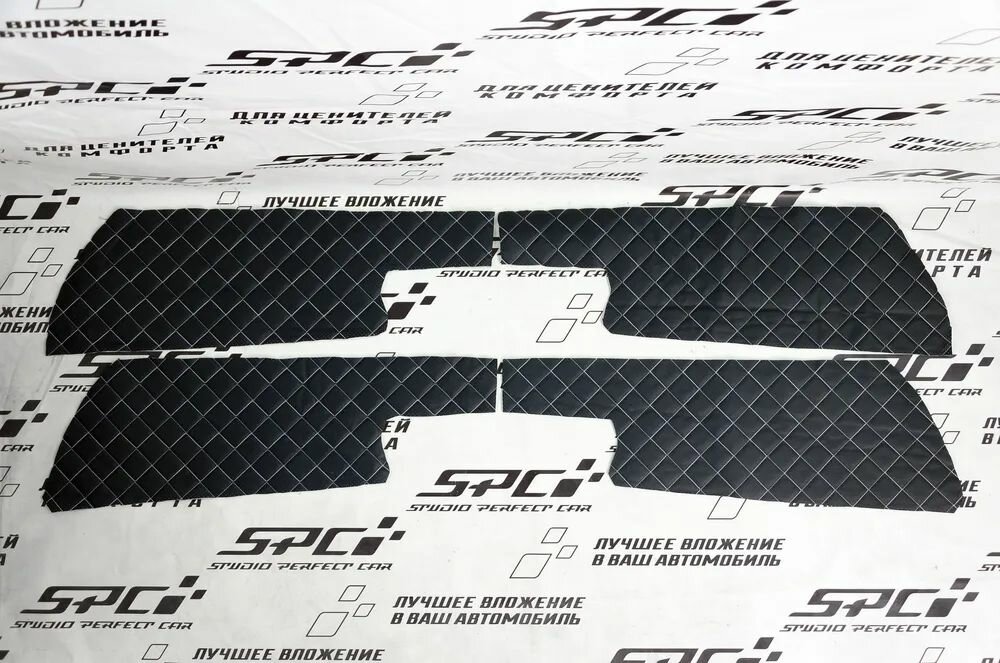 Вставки в дверные карты из экокожи на Lada Priora/Лада Приора, черная перфорация с белыми ромбами