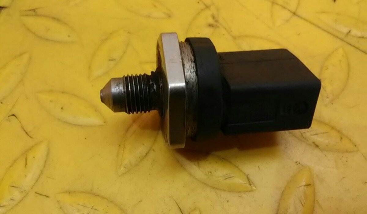 Датчик давления топлива A8 (D3,4E) Audi 0261545018