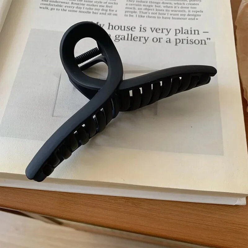 Заколка-фиксатор "Акула", для волос, женская, дискообразная, цвет 002#, черный крест 13