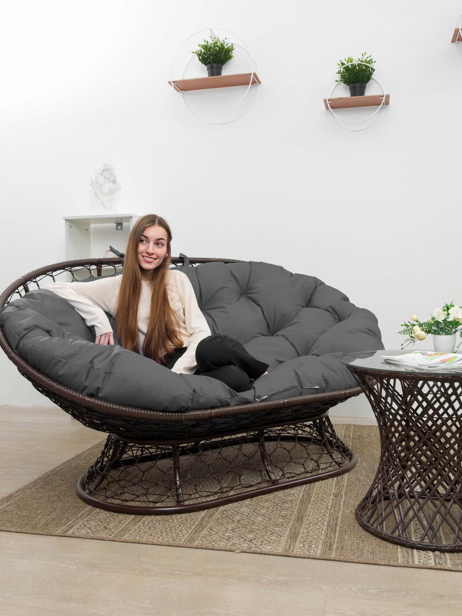 Диван мамасан с ротангом коричневый, серая подушка