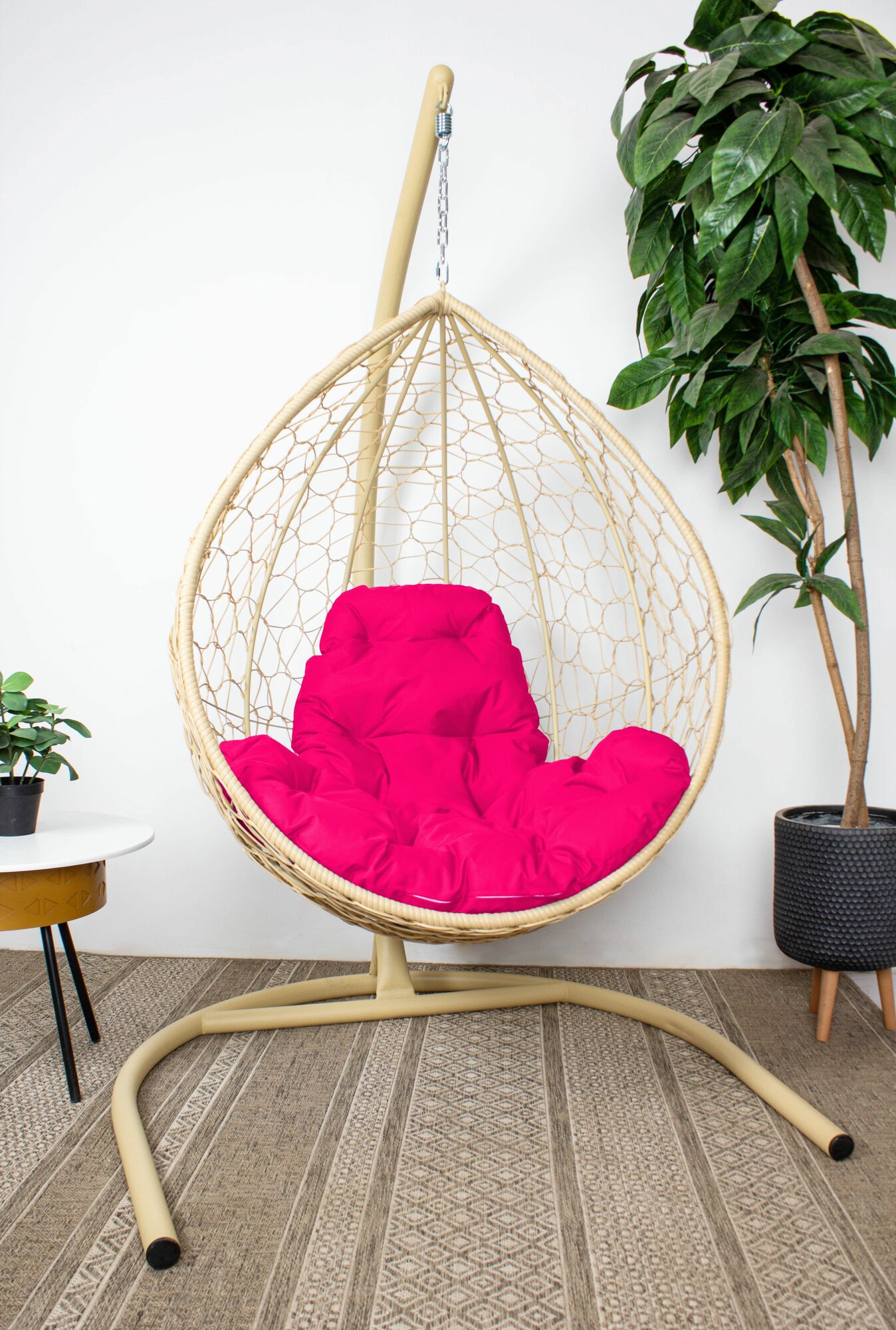 Подвесное кресло капля, с ротангом бежевое, розовая подушка