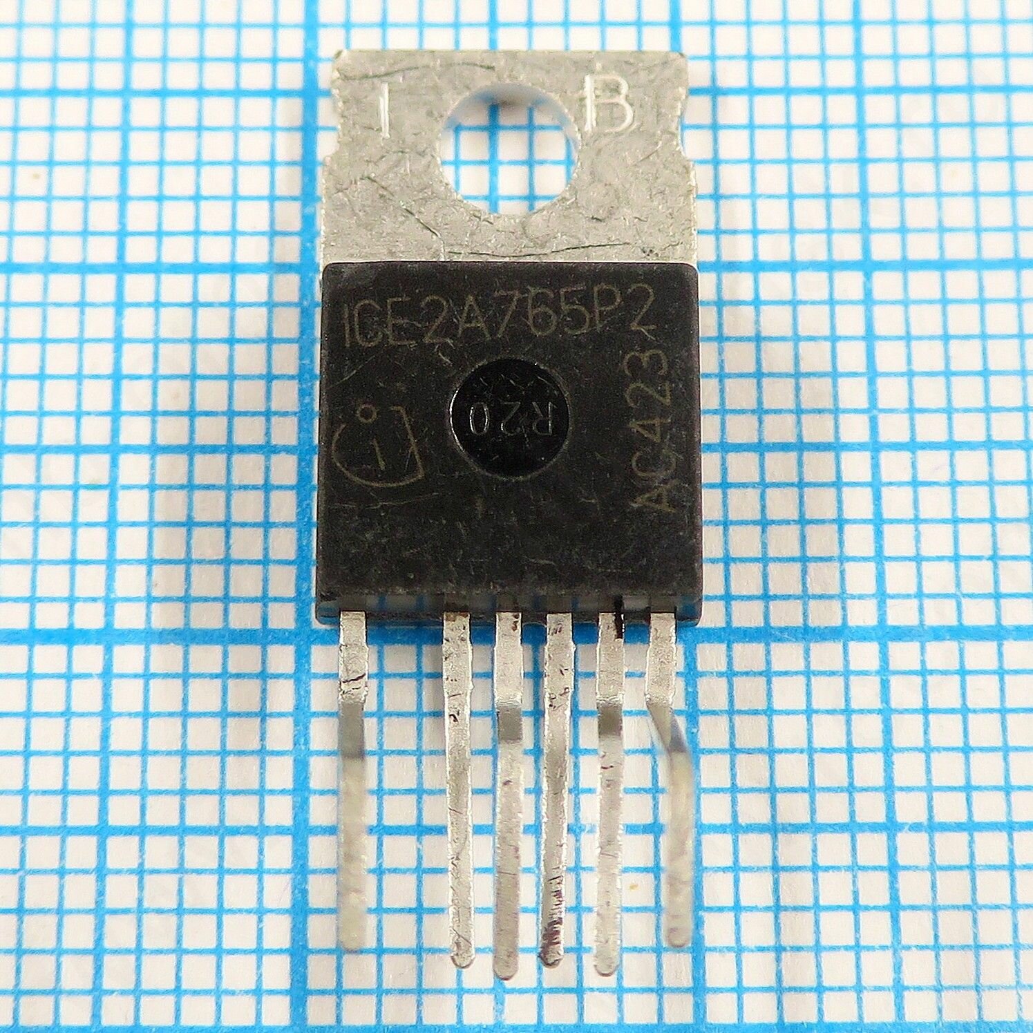 ICE2A765P2 - Автономный контроллер текущего режима SMPS со встроенным CoolMOS ™ напряжением 650V/800V