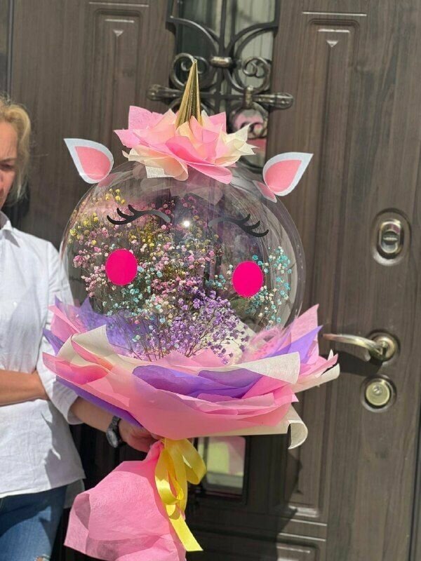 Букет с гипсофилой в шаре баблс единорог, детский букет на День рождения, выписку из роддома