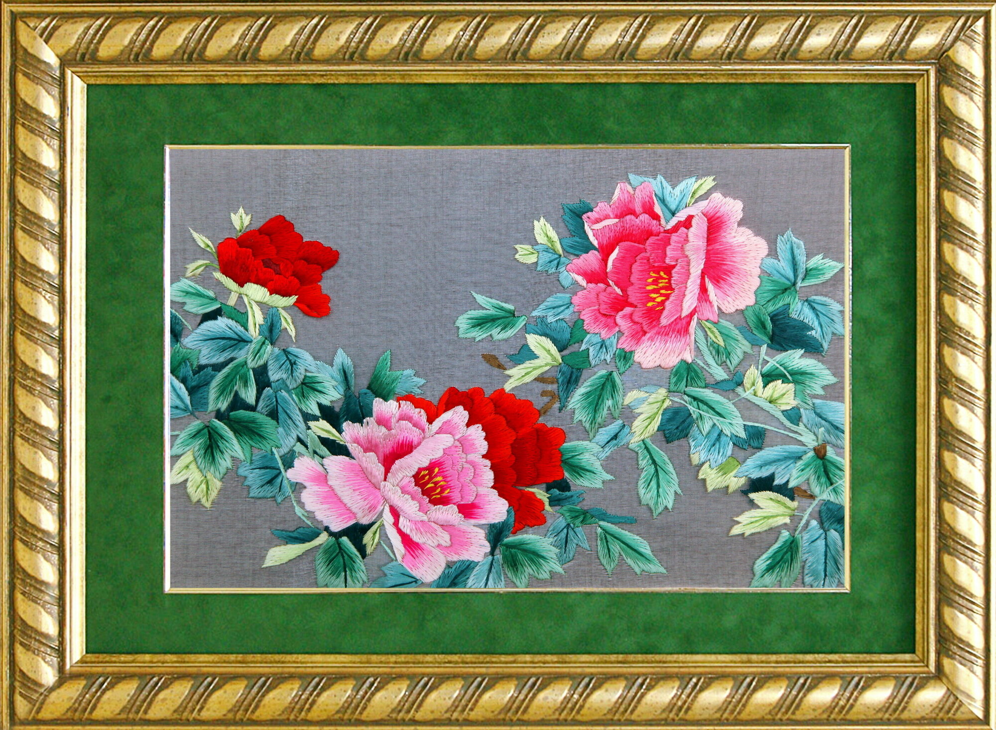 Декоративная настенная картина Живой Шелк Пионы Нежность, вышивка шелком ручной работы с 3D эффектом, см 44х36х3/ багет+паспарту