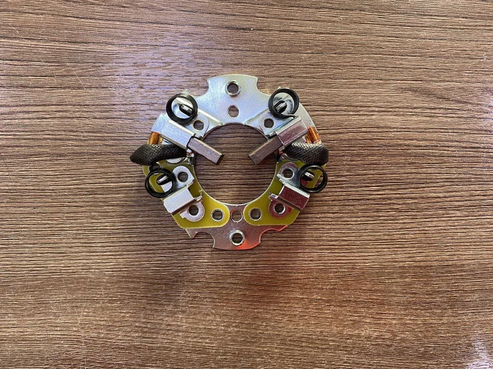 Щёткодержатель стартера (без двух щеток) (производитель Мексика) Chery Amulet Karry Tiggo Geely MK MK Cross Otaka CK DongFeng S30 H30 Чери Амулет Кари Тиго Джили МК МК Крос Отака СК ДонгФенг С30 АШ30