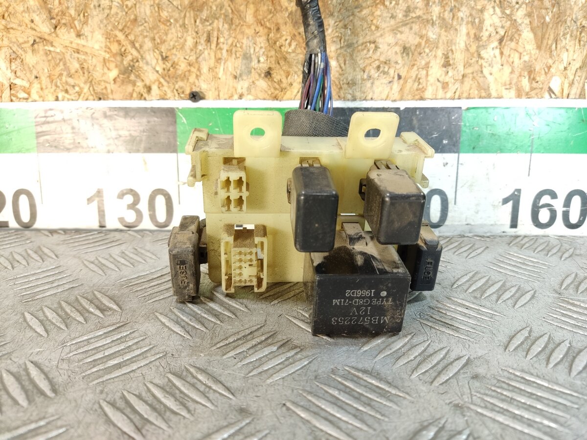 Блок предохранителей салонный MITSUBISHI L200 K6,K7 MB665829