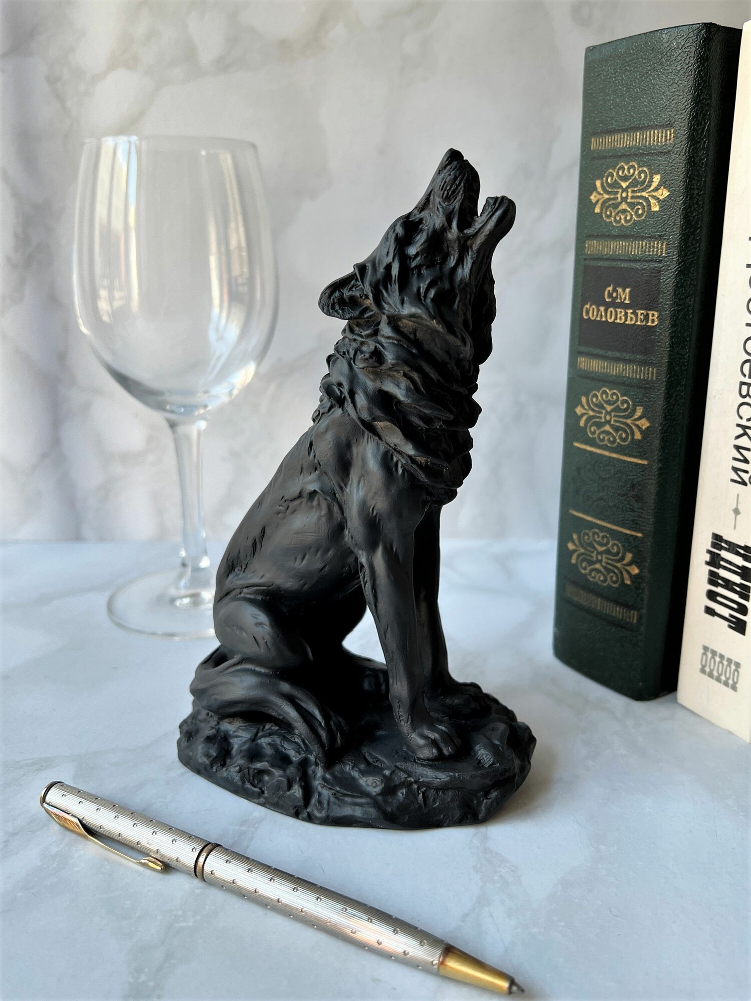 Статуэтка Волк, высота 19см. Гипс. Цвет черный. Подарок руководителю в кабинет, учителю биологии на день рождения, зоологу коллекционеру на юбилей.