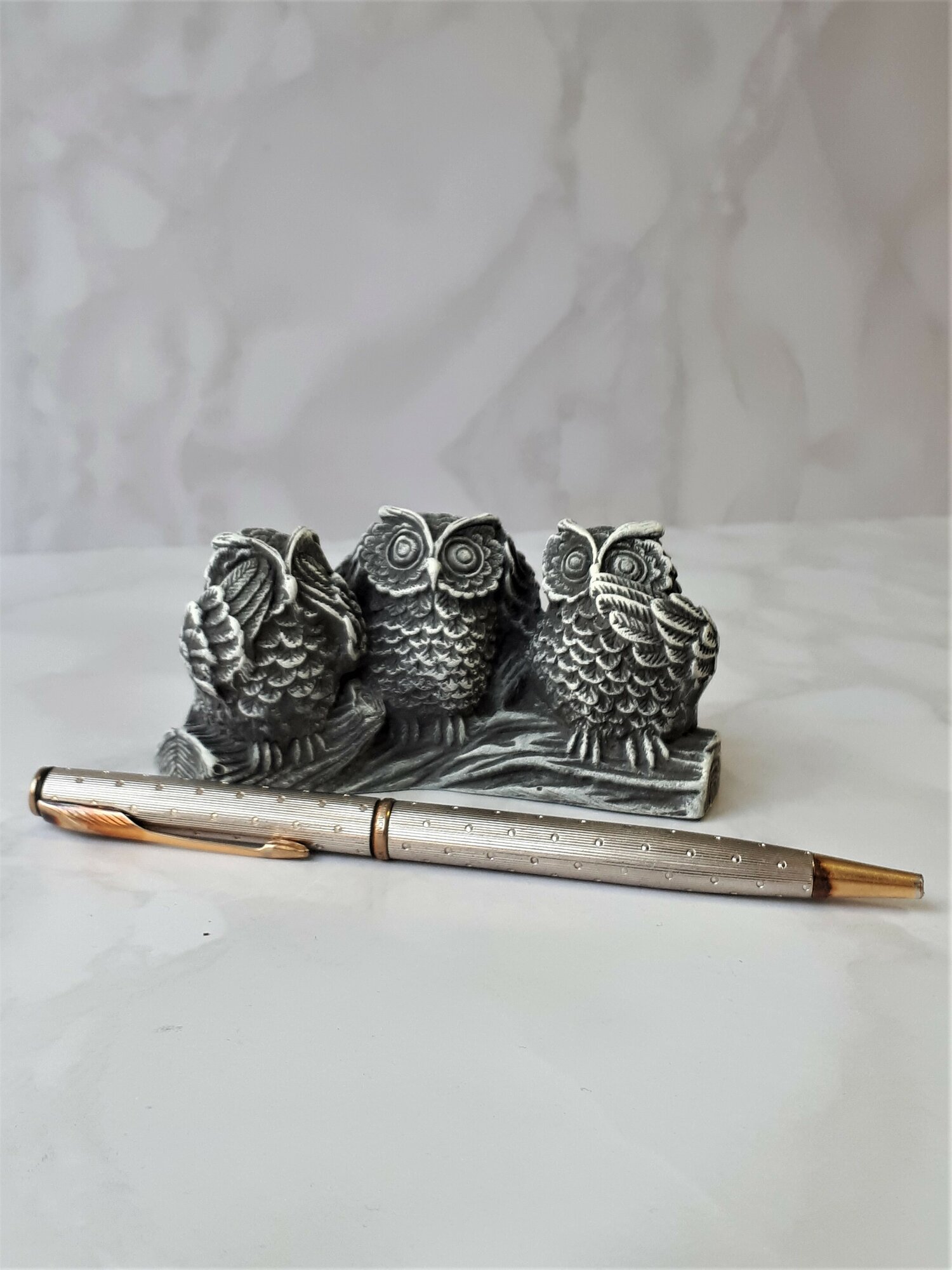 Статуэтка Три Совы. Высота 5см. Мраморная крошка. Цвет серый. Подарок мужчине, руководителю в кабинет, учителю биологии на день рождения, зоологу коллекционеру на юбилей.