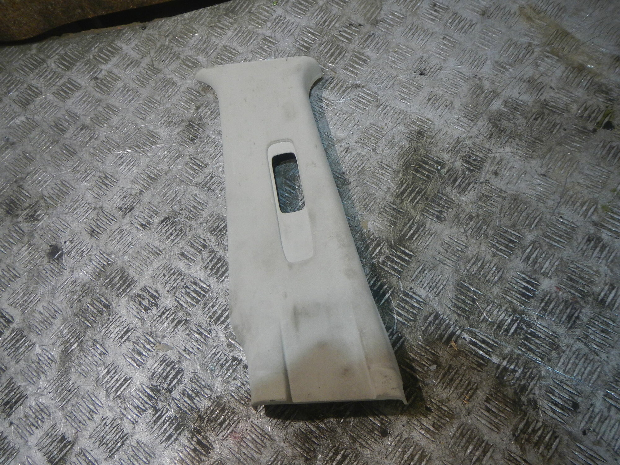 Б/У Обшивка стойки центральной левой, Nissan (Ниссан)-TIIDA (C11) (07-) NISSAN TIIDA (C11) (07-) верхняя Грязная. 538153 ...