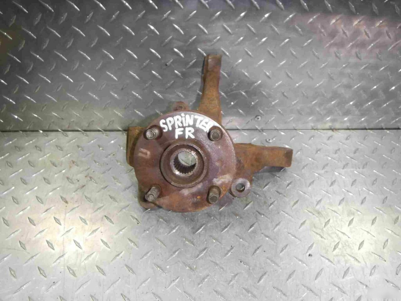 Кулак поворотный передний правый Toyota Sprinter E100 (1991—2002) 4321112220