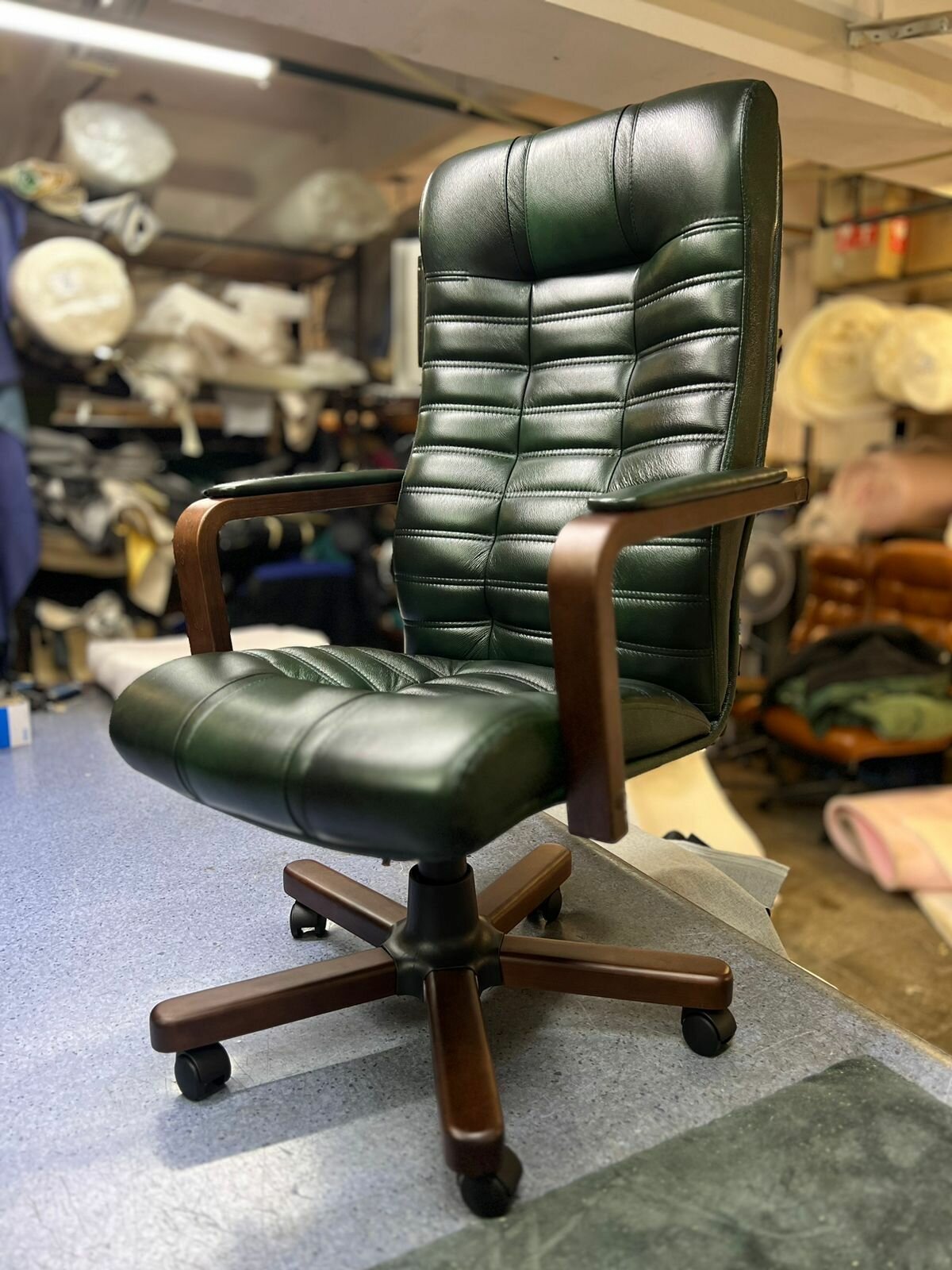 Офисное кресло магазин кресел Атлант квадрат мп руководителя, кожа с компанентом, зеленый, мультиблок