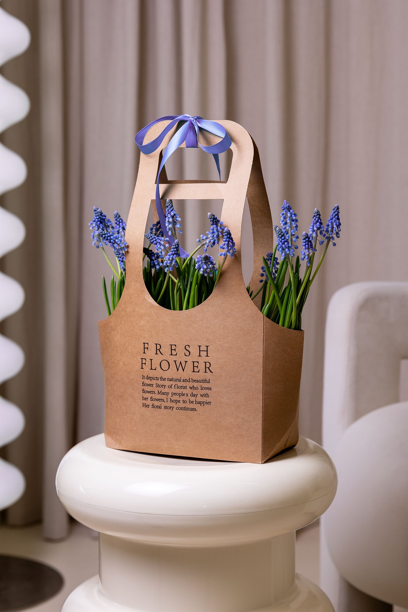 Композиция из первоцветов мускари в сумочке h 35 см от бренда margo plants