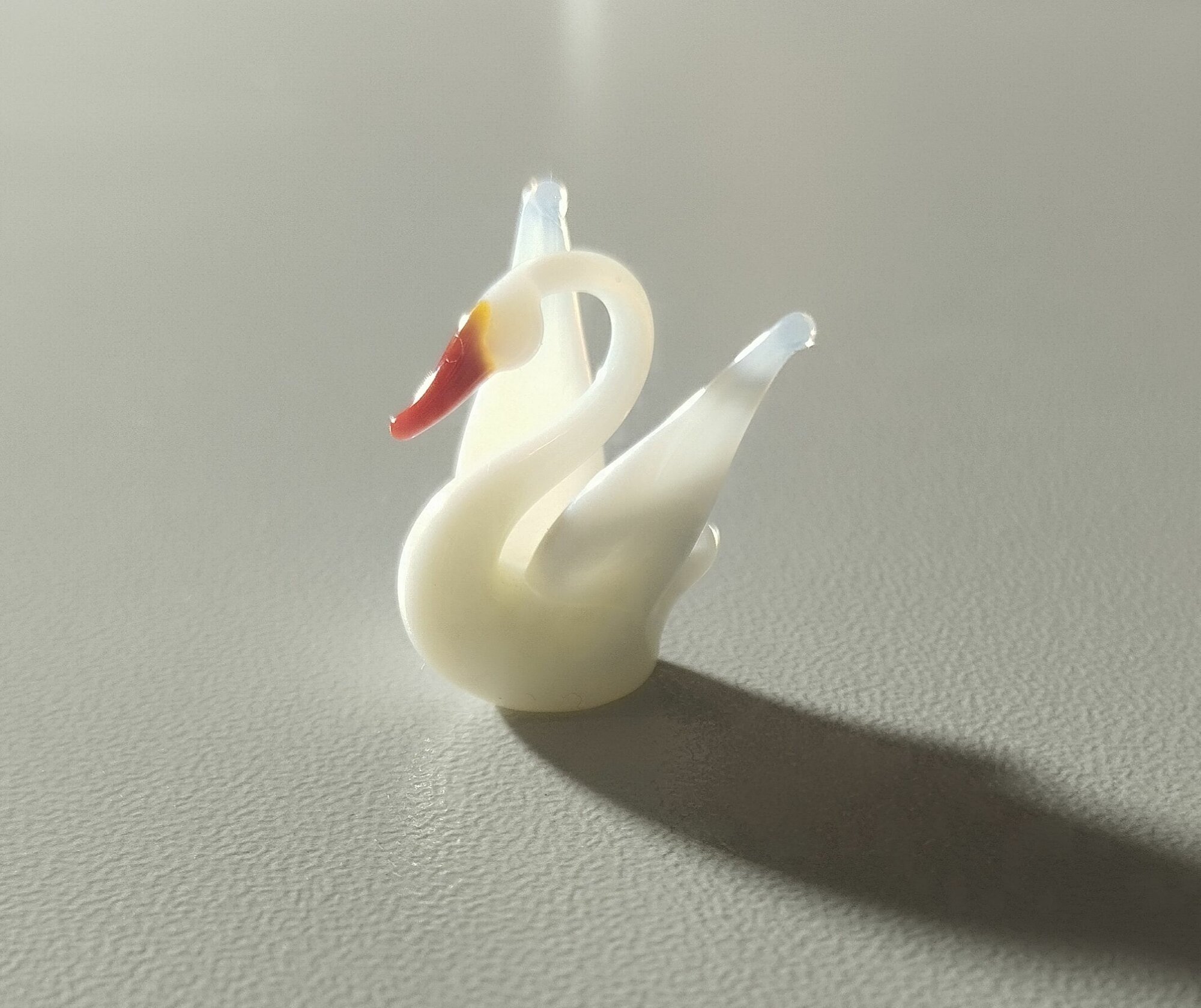 Стеклянная микро фигурка лебедь белый