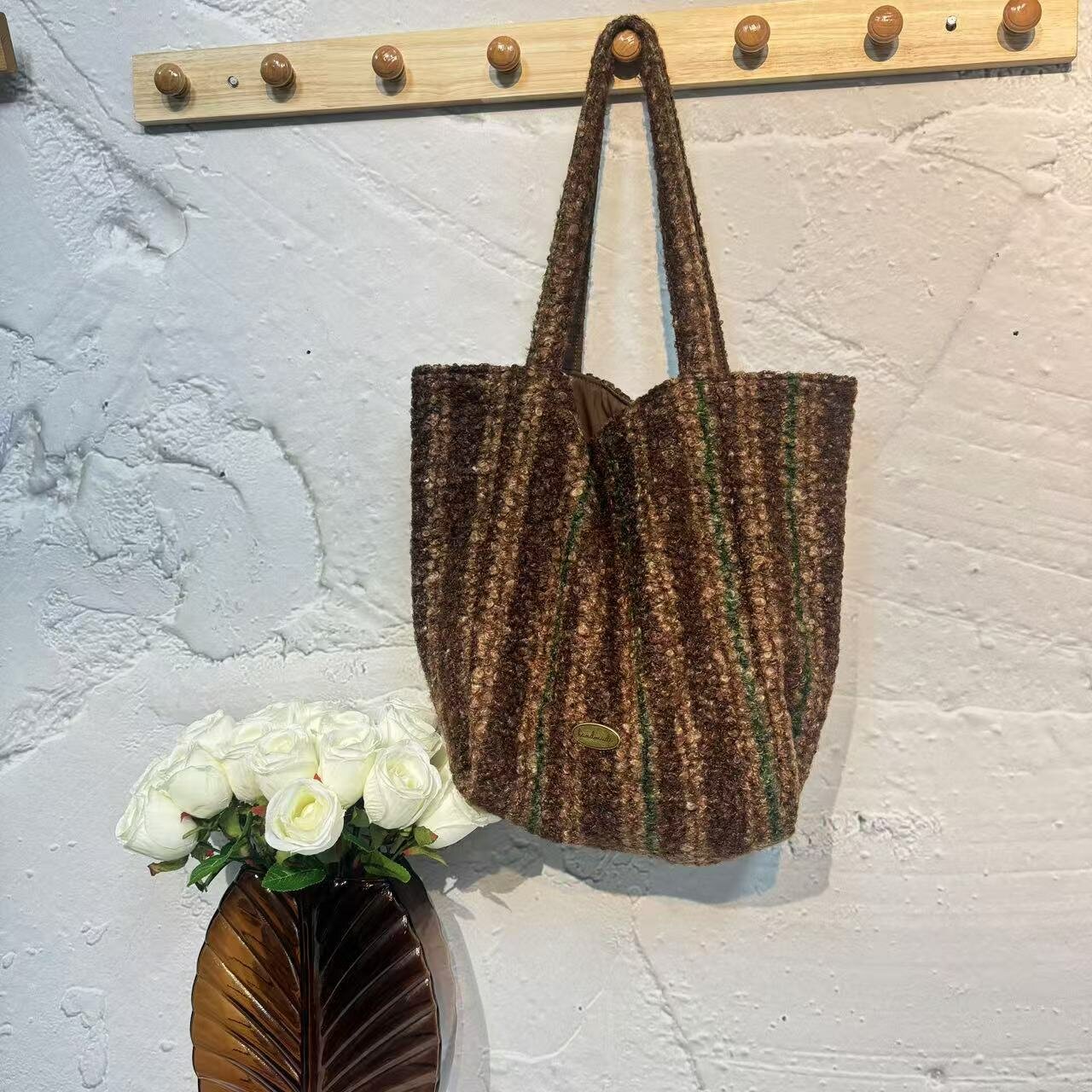 2025 Новый стиль осень-зима Двусторонняя носимая шерстяная сумка-шоппер Ленивый плечевой мешок Большой объем Модная сумка для покупок