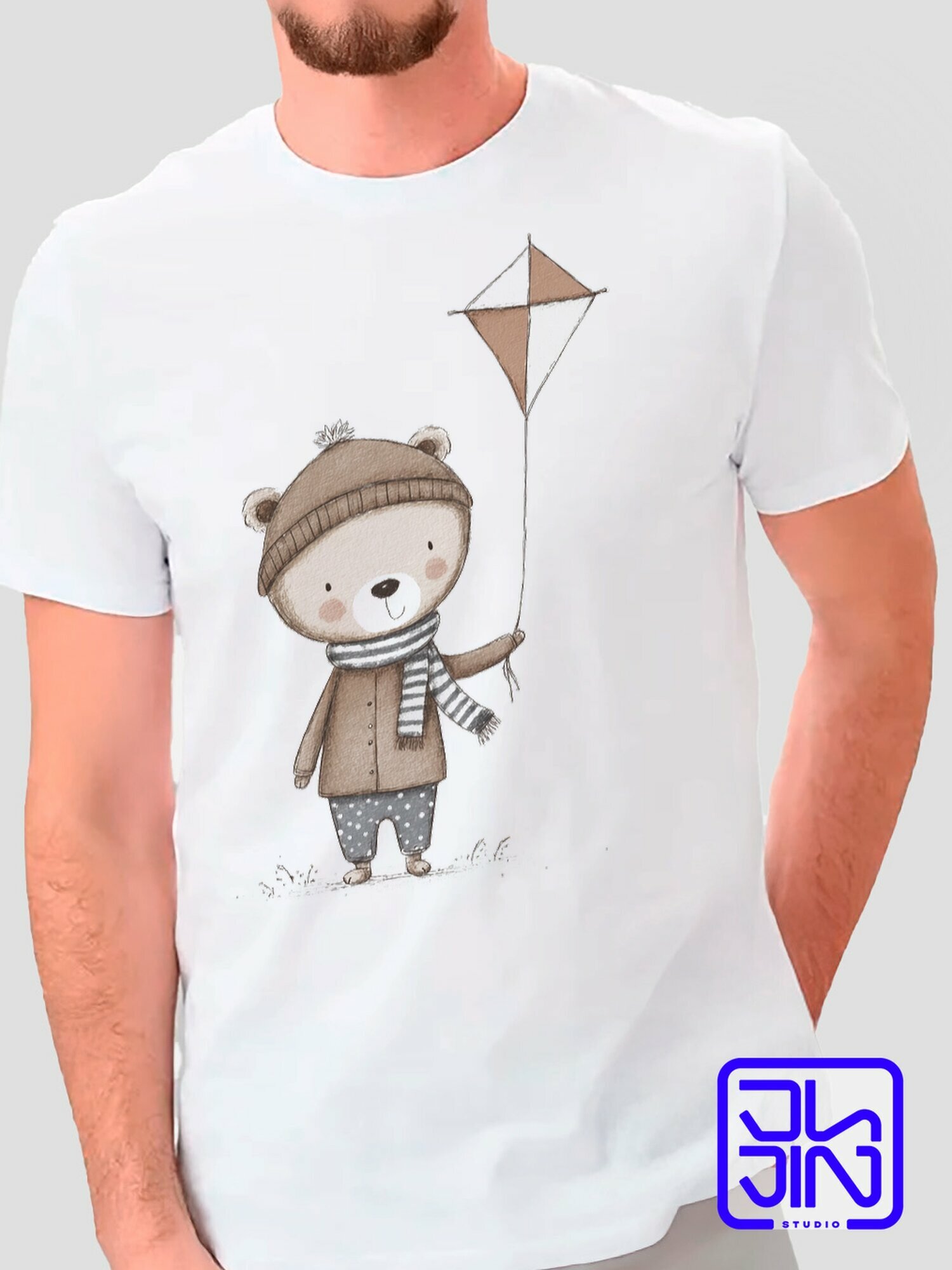 Футболка классическая мужская с авторским принтом Веселый коричневый медведь в бежевом шарфе с смешным воздушным змеем, белый хлопковый трикотаж с прикольным рисунком на груди