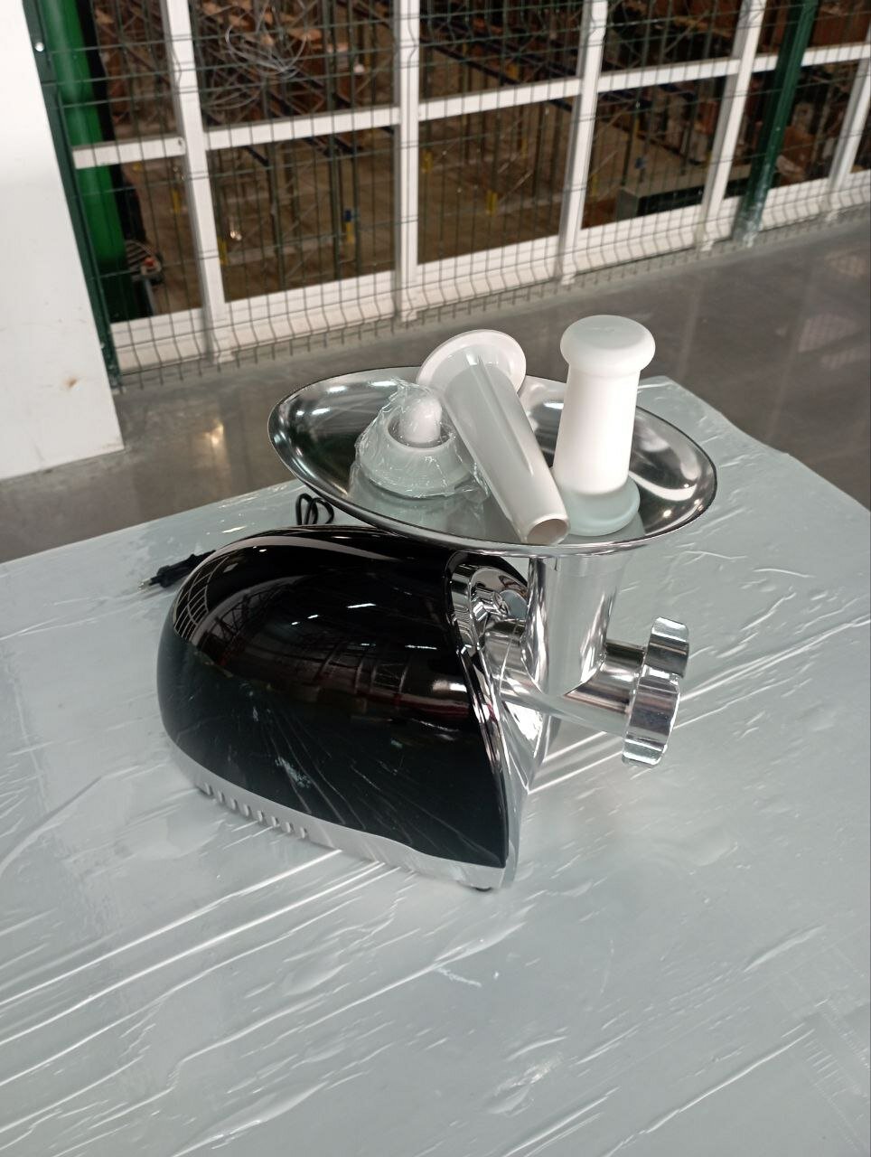 Мясорубка MAUNFELD MF-233BK