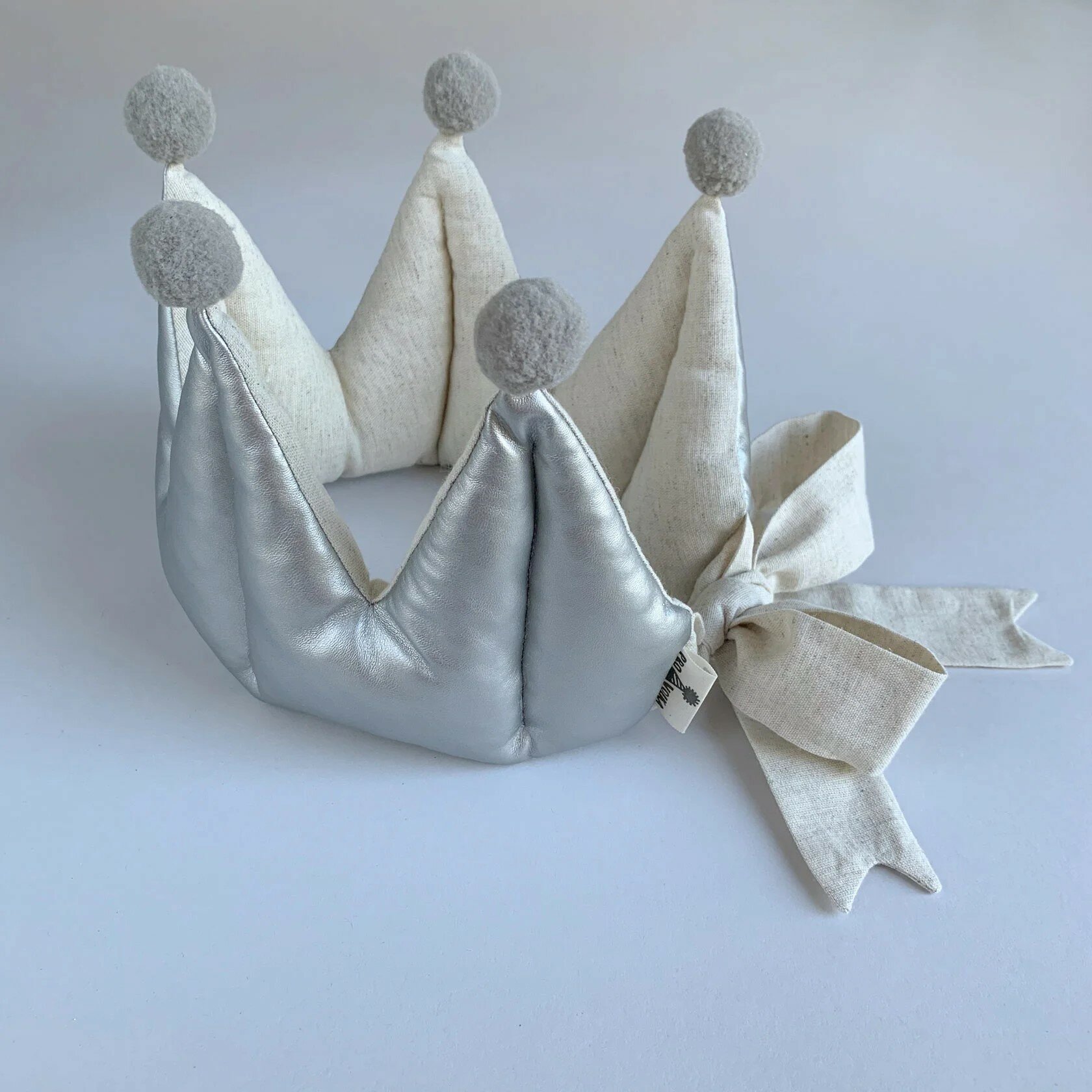 Корона серебряная металлизированная, бренд ProVolka, с помпонами, с завязками, для взрослых и детей