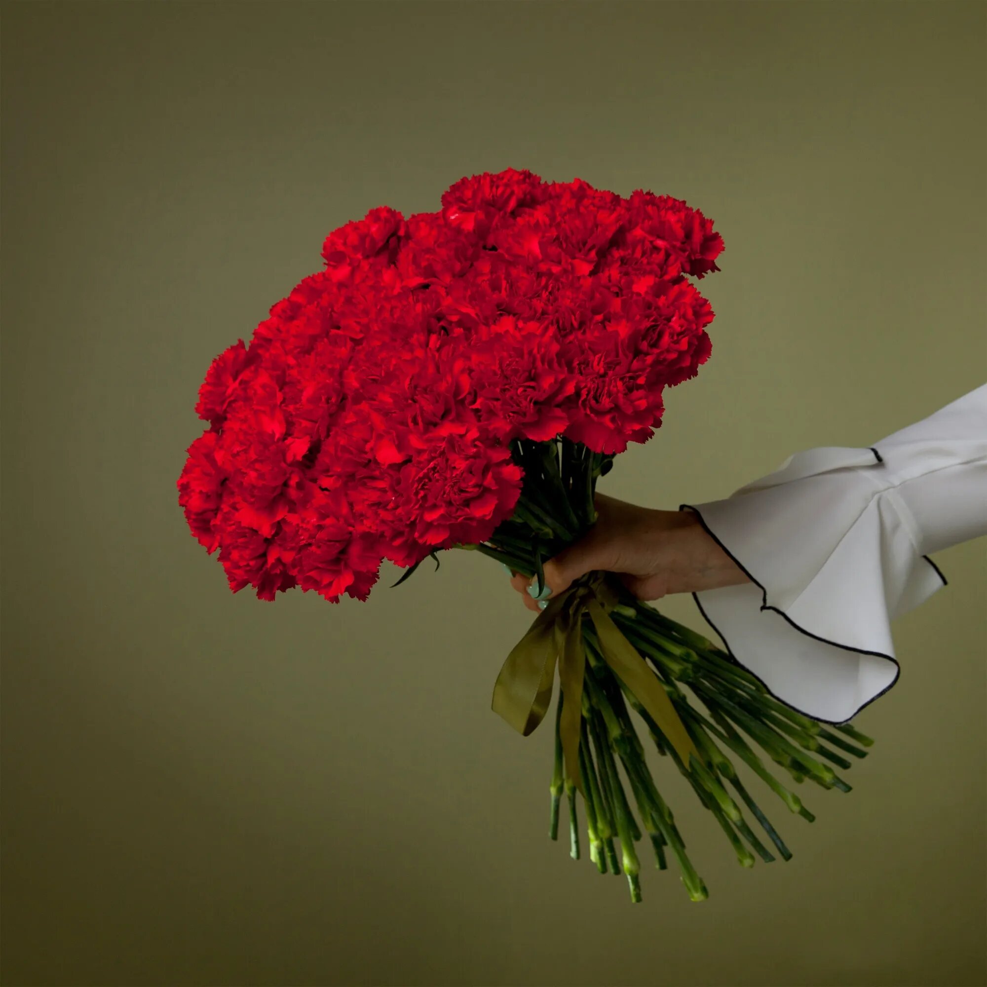 Букет Гвоздика "Красная" 27 шт Высота 60 см в коробке и аквабоксе от "Простоцветы"