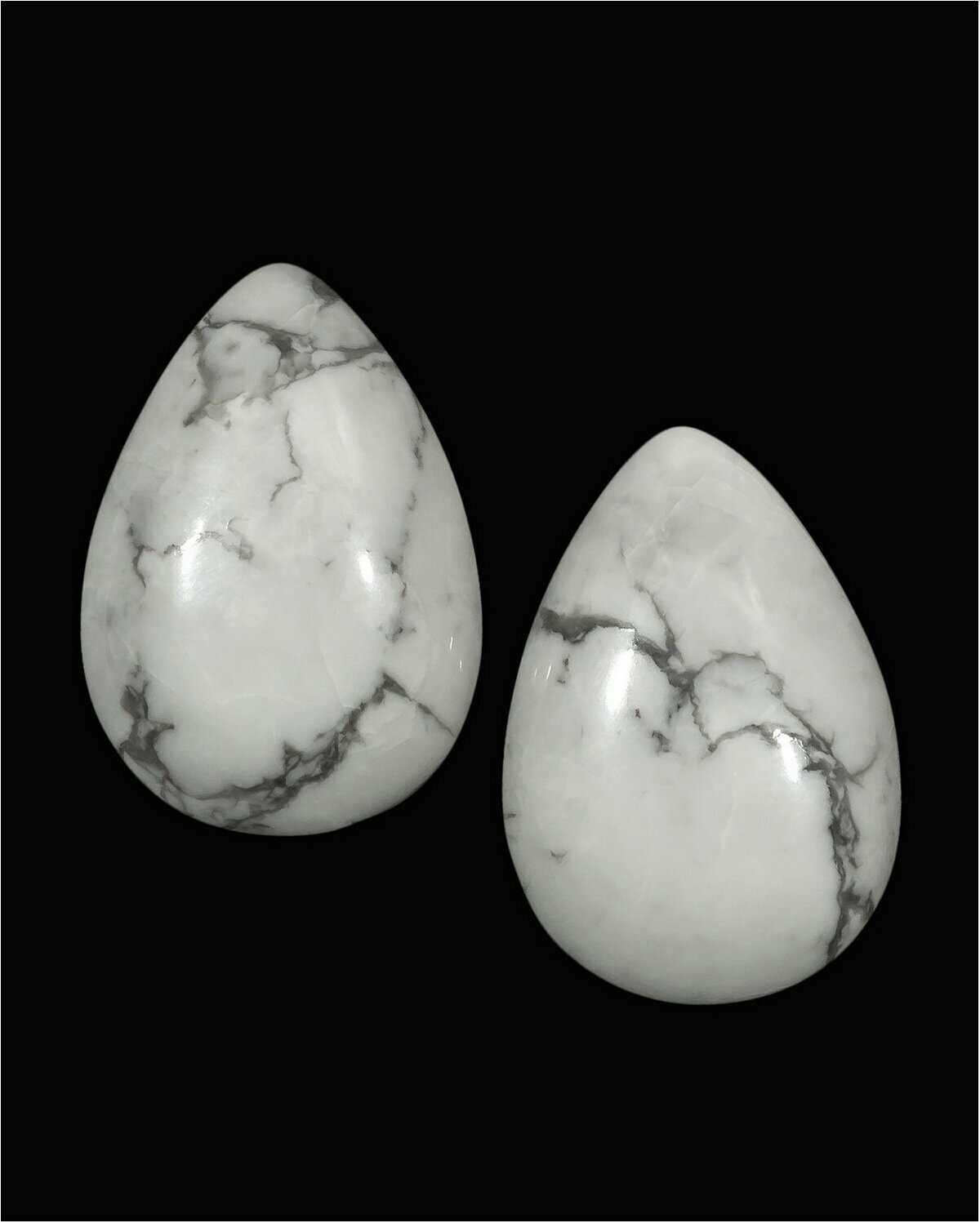 Магнезит (пара), кабошон из минерала, размер: 29х20х6 мм, натуральный камень.