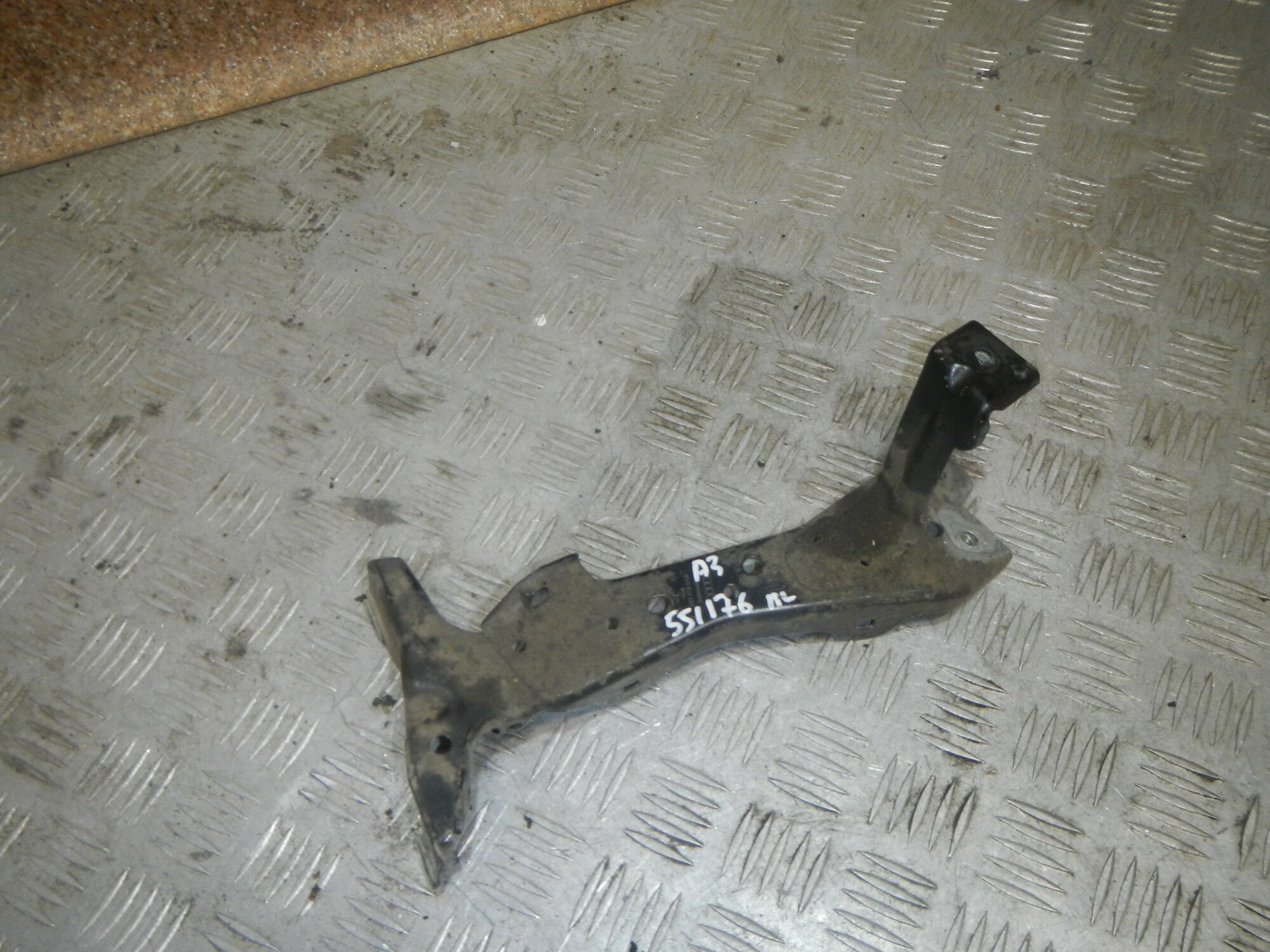 Б/У Кронштейн крепления крыла, Audi (Ауди)-A3 (8V) (13-) AUDI A3 (8V) (13-) левый Небольшая деформация. 551176 VAG арт. 8...