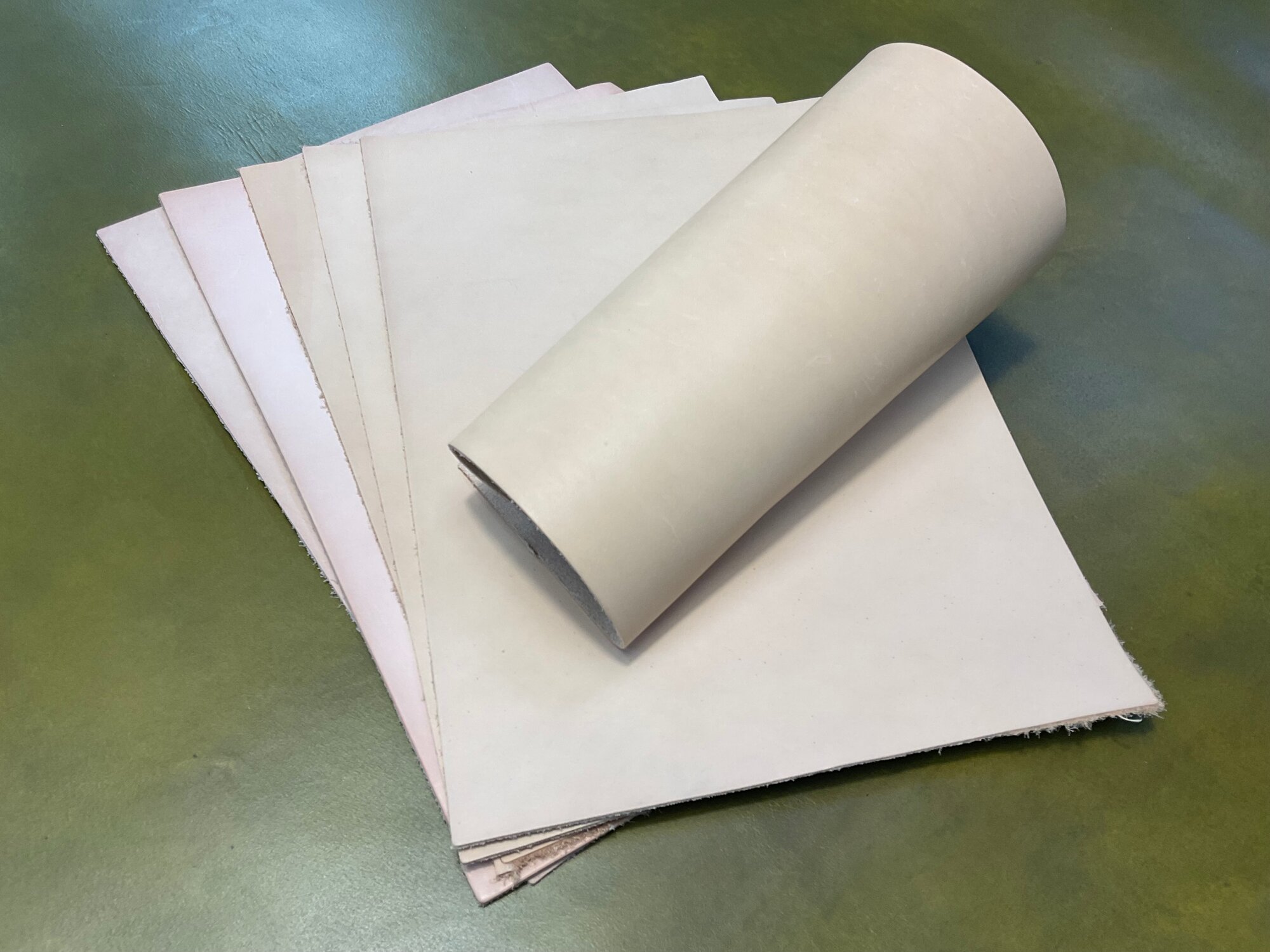 Кожа натуральная растительного дубления премиум в листах А4, толщина 1,8-2,1 мм